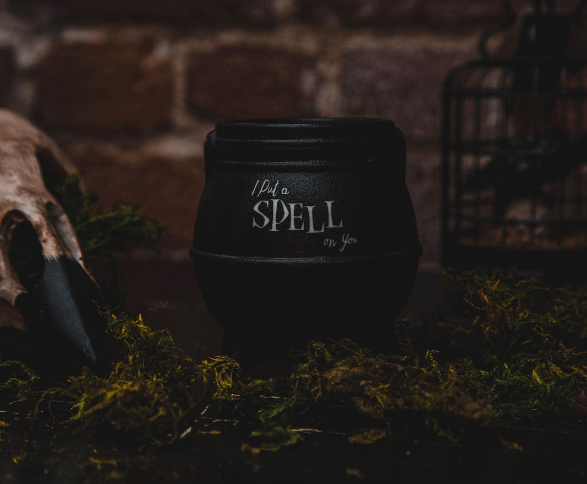 Disney Hocus Pocus "I Put A Spell On You" Ceramic Cauldron Candle | Lemongrass Fragrance With 30-Hour Burn Time