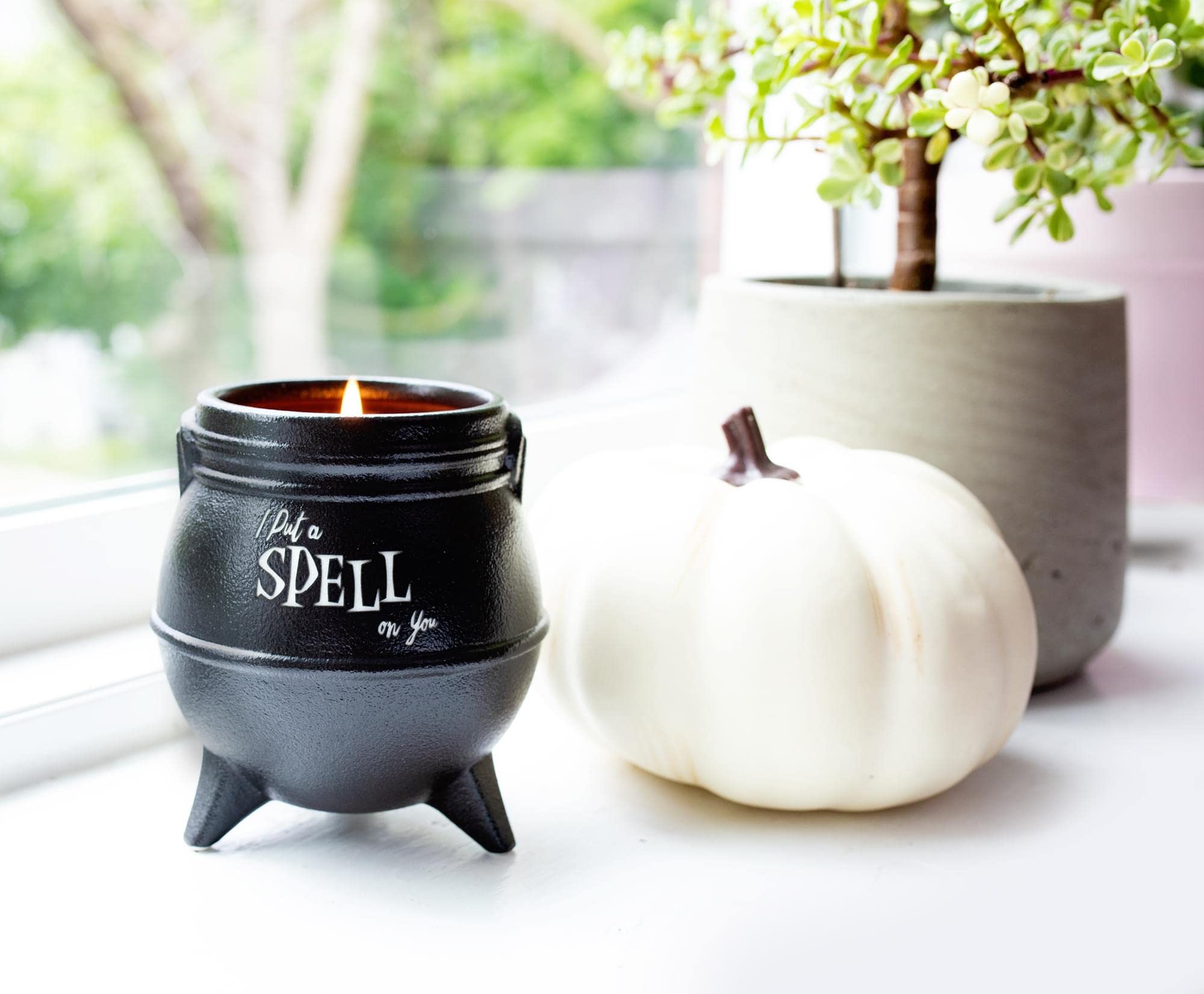 Disney Hocus Pocus "I Put A Spell On You" Ceramic Cauldron Candle | Lemongrass Fragrance With 30-Hour Burn Time
