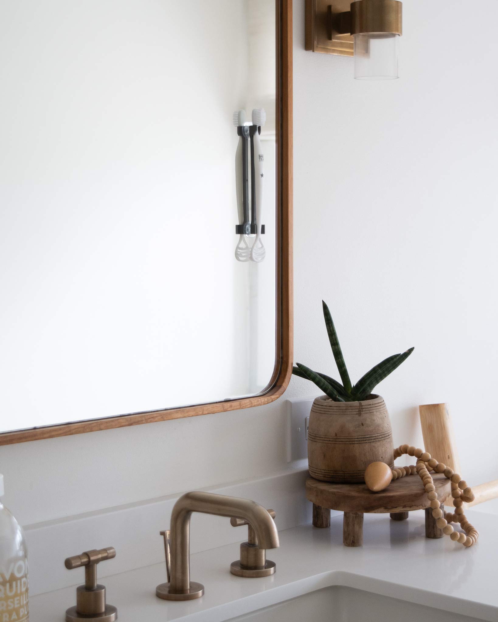BAO TEA - Universal Manual Toothbrush Holder - Elevated Style - Suction Cup Mirror Mount