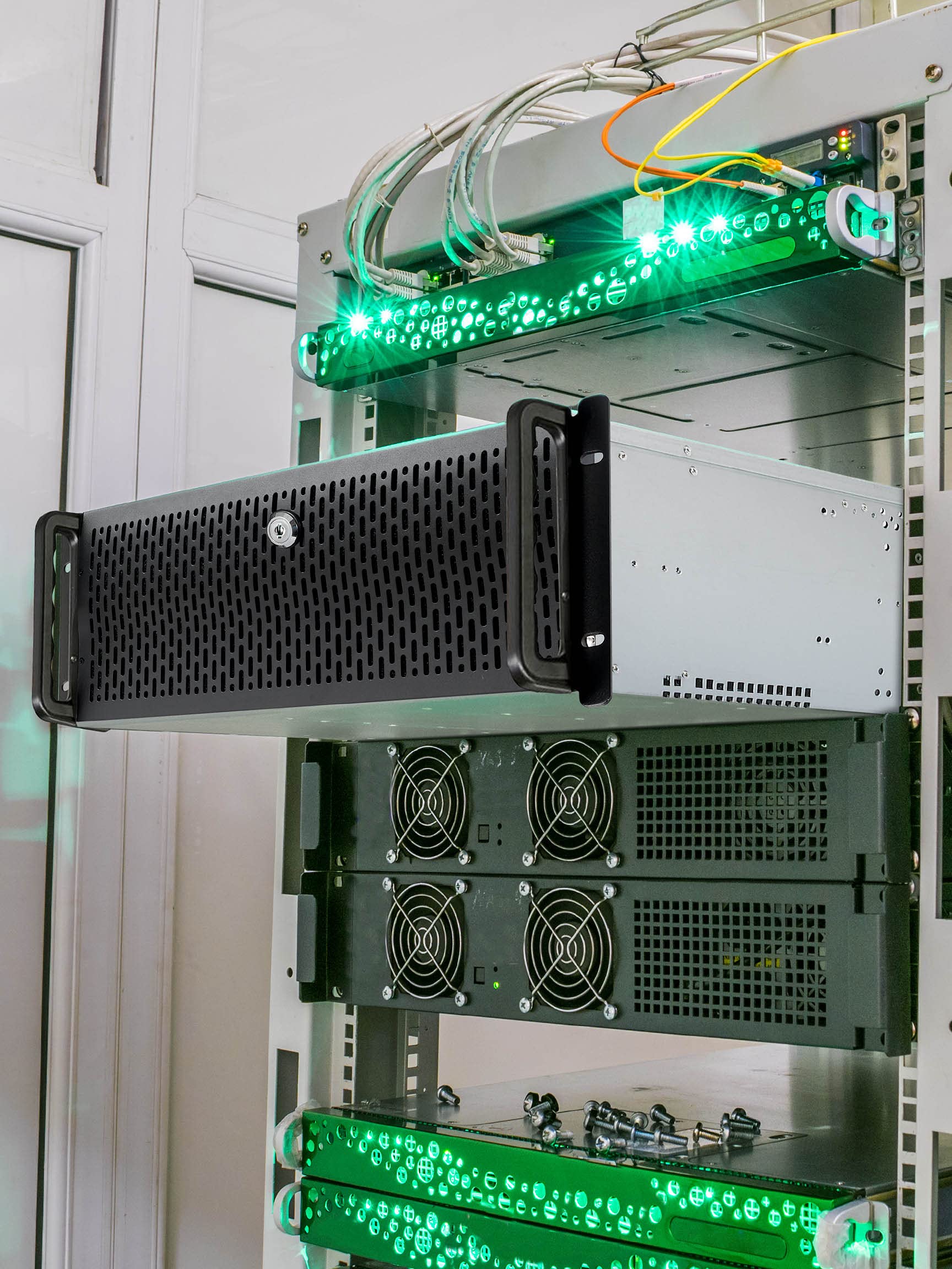 Rosewill 4U Server Chassis Rackmount Case | 12 Hot Swap 3.5", 2.5" SATA I, SATA II, SATA III SAS | E-ATX Compatible | 3 Front 120mm Fans, 2 Rear 80mm Fans | 2X USB 3.0| Front Panel Lock - RSV-L4412U