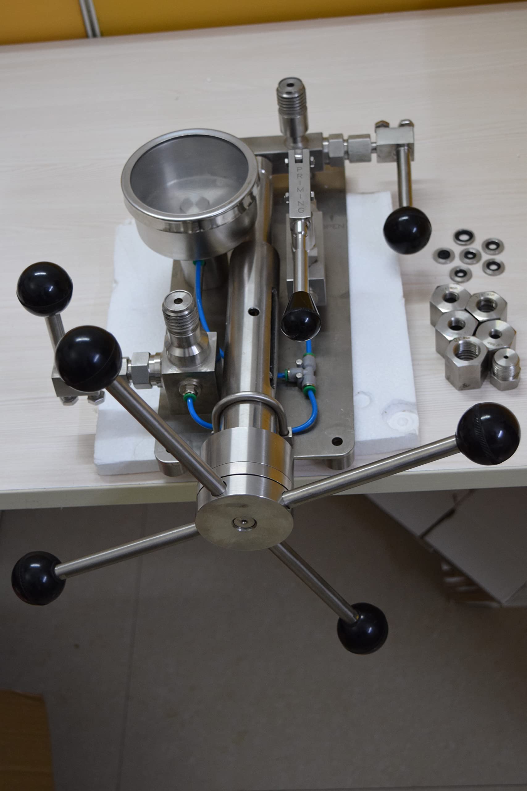 Bench Top Pressure and Vacuum Calibrator (Range: 0-1000 kg/cm²) for Calibration Laboratories, Pharmaceuticals, Petrochemicals Model: AI-PCAL1
