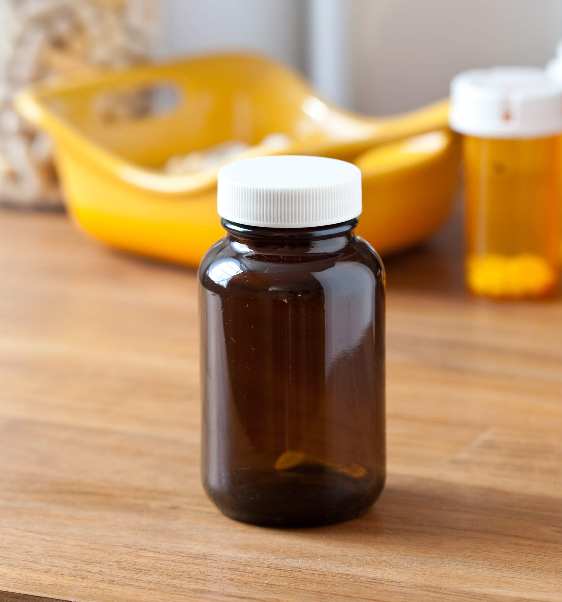 Amber 4 oz Glass Packer Bottle with White Ribbed Lid (6 pack)