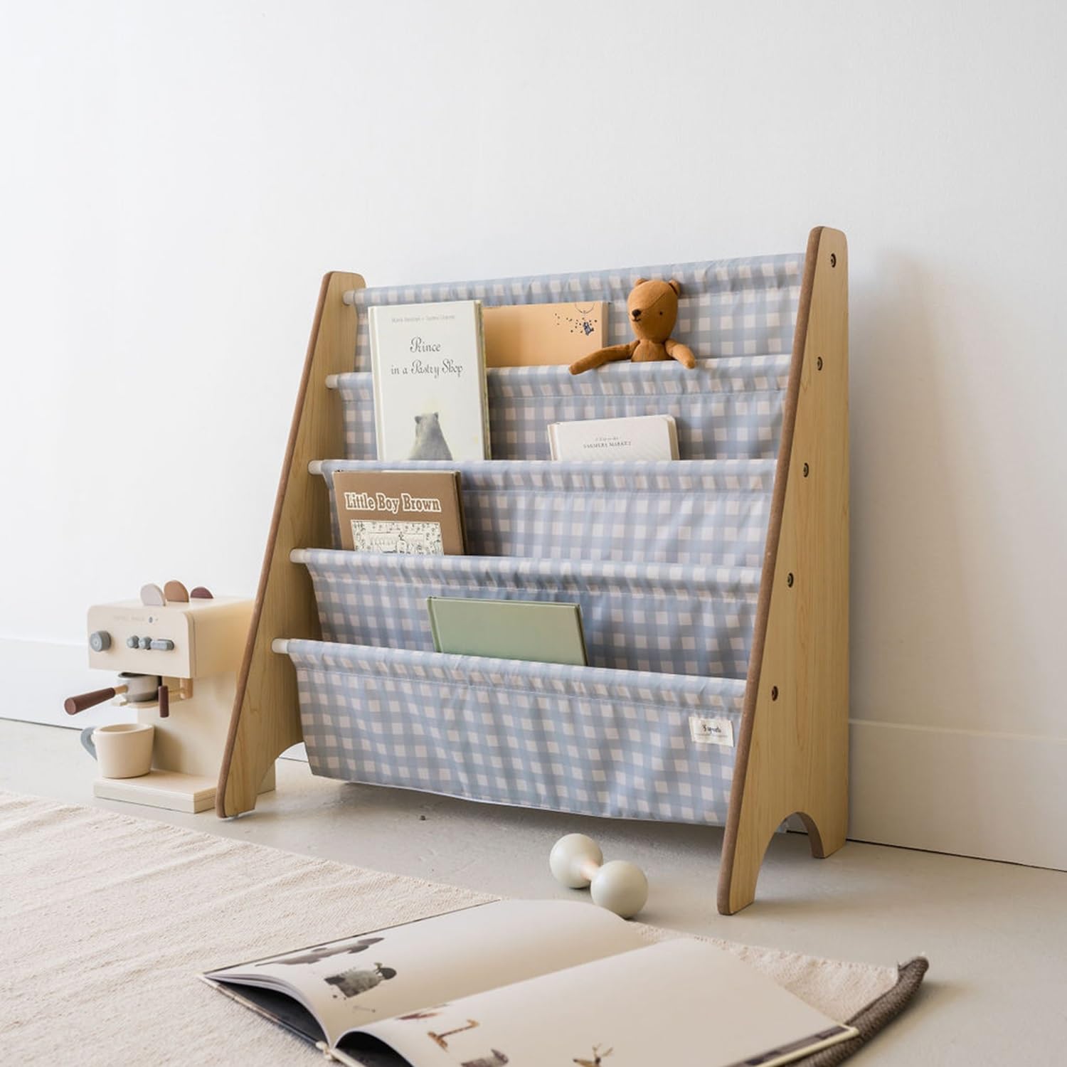 3 Sprouts Recycled Fabric Kids Bookshelf – 4-Tier Sling Book Rack Storage - Kids Room Book Shelves, Nursery, Playroom, Classroom - Bookcase Display Shelf for Toddler, Children Age 3+ - Gingham Blue