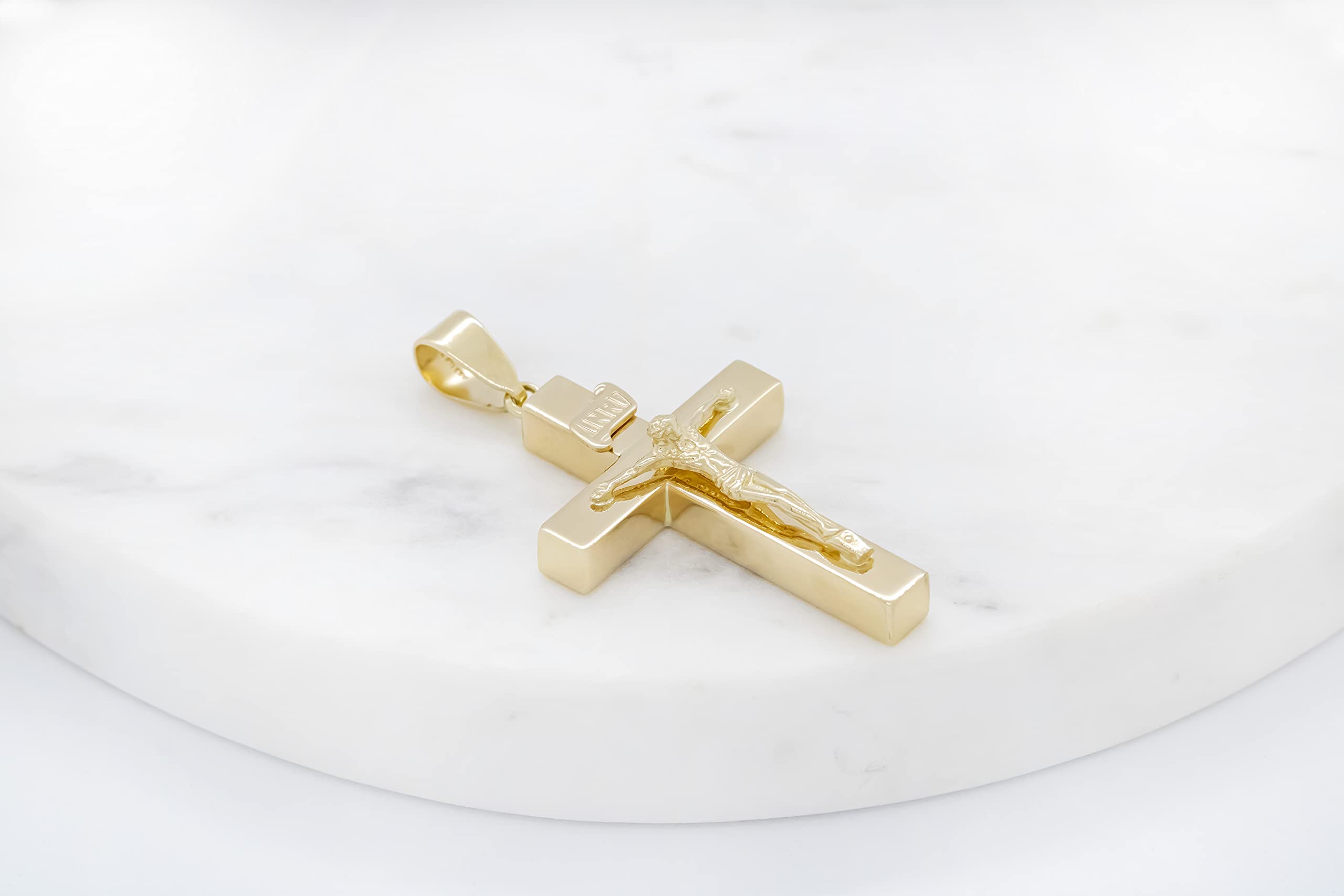 14 karat yellow gold cross pendant