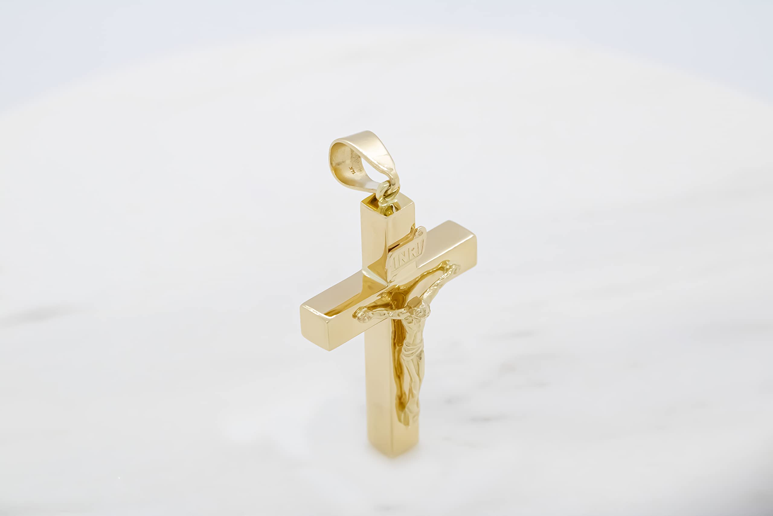 14 karat yellow gold cross pendant