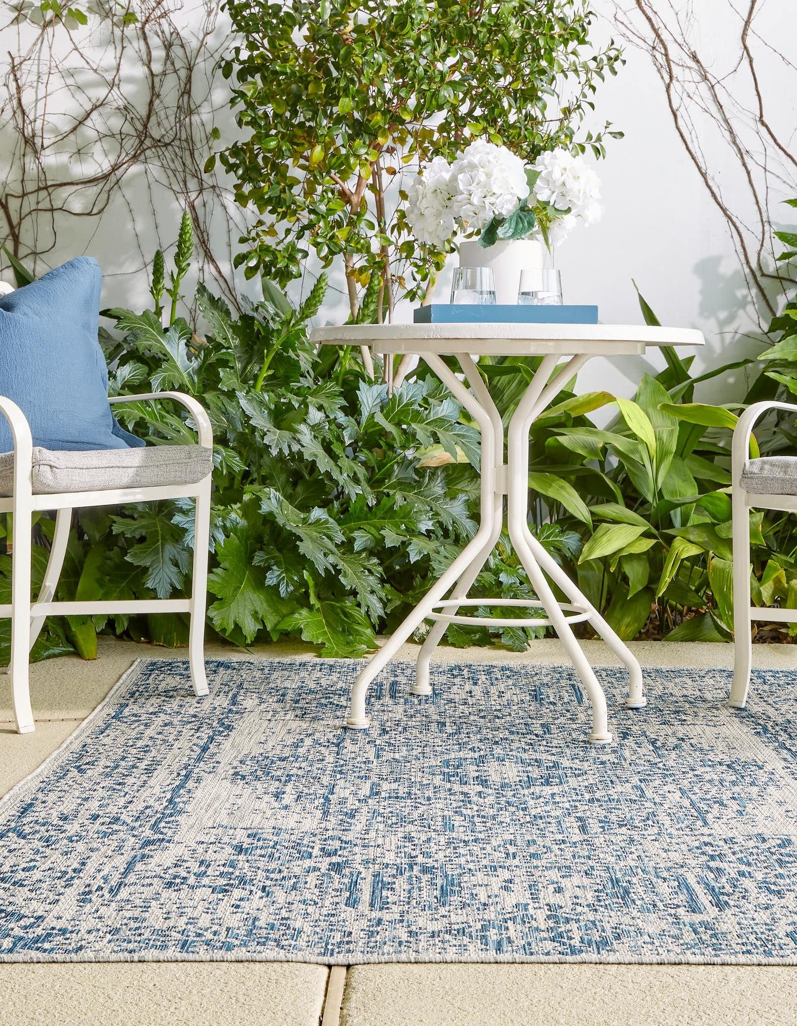 Rugs.com Outdoor Traditional Collection Rug – 4' x 6' Blue Flatweave Rug Perfect for Entryways, Kitchens, Breakfast Nooks, Accent Pieces