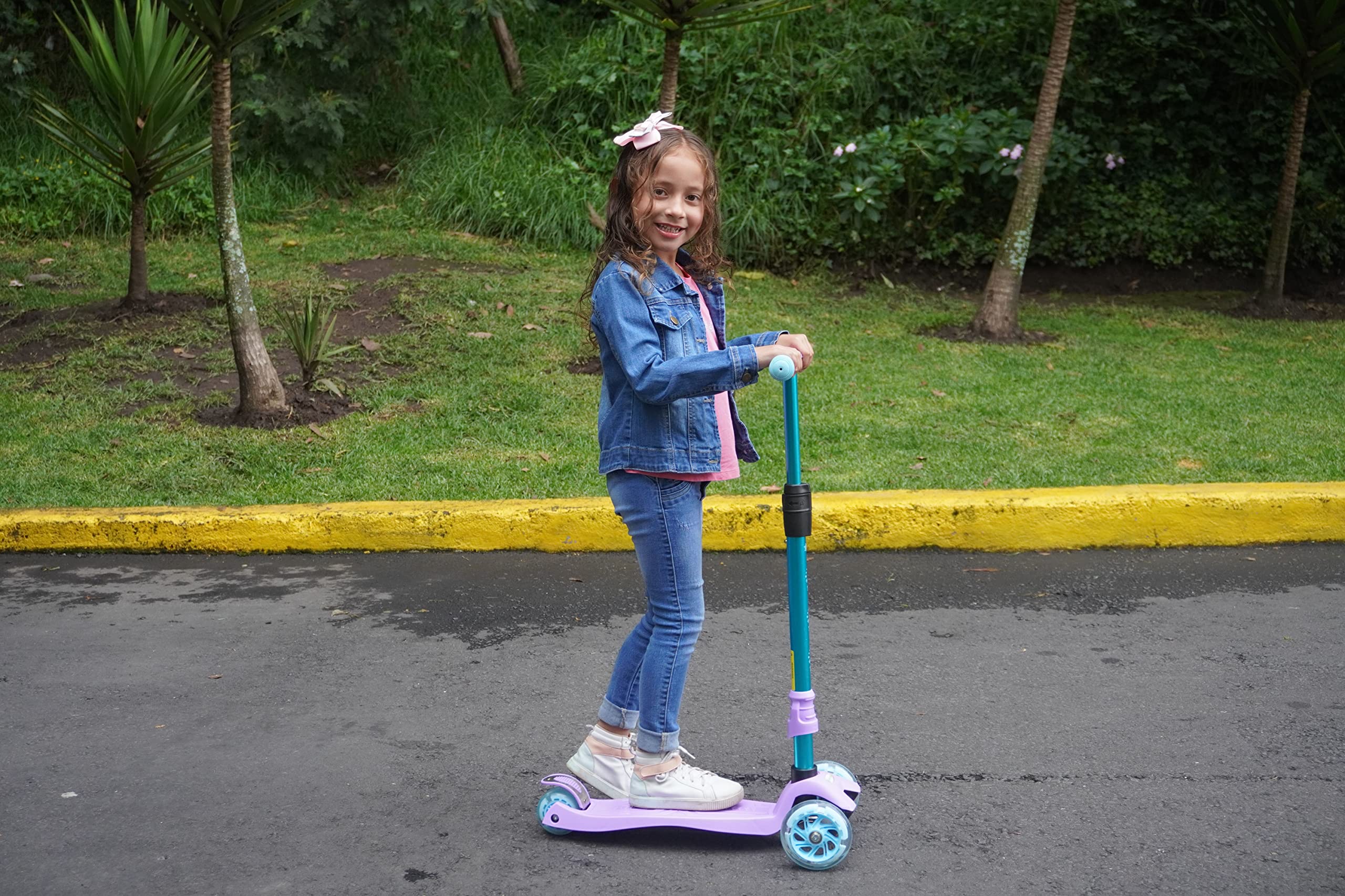 3 Wheel Scooter for Kids Ages 6-12,Kids Scooter with Light Up Wheels, Sturdy Deck Design, and 4 Height Adjustable Suitable for Kids Ages 3-12