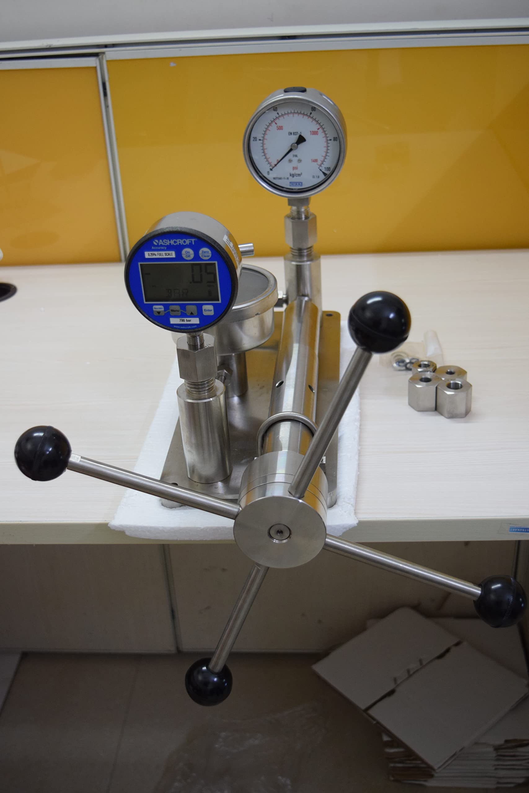 Bench Top Pressure and Vacuum Calibrator (Range: 0-1000 kg/cm²) for Calibration Laboratories, Pharmaceuticals, Petrochemicals Model: AI-PCAL1
