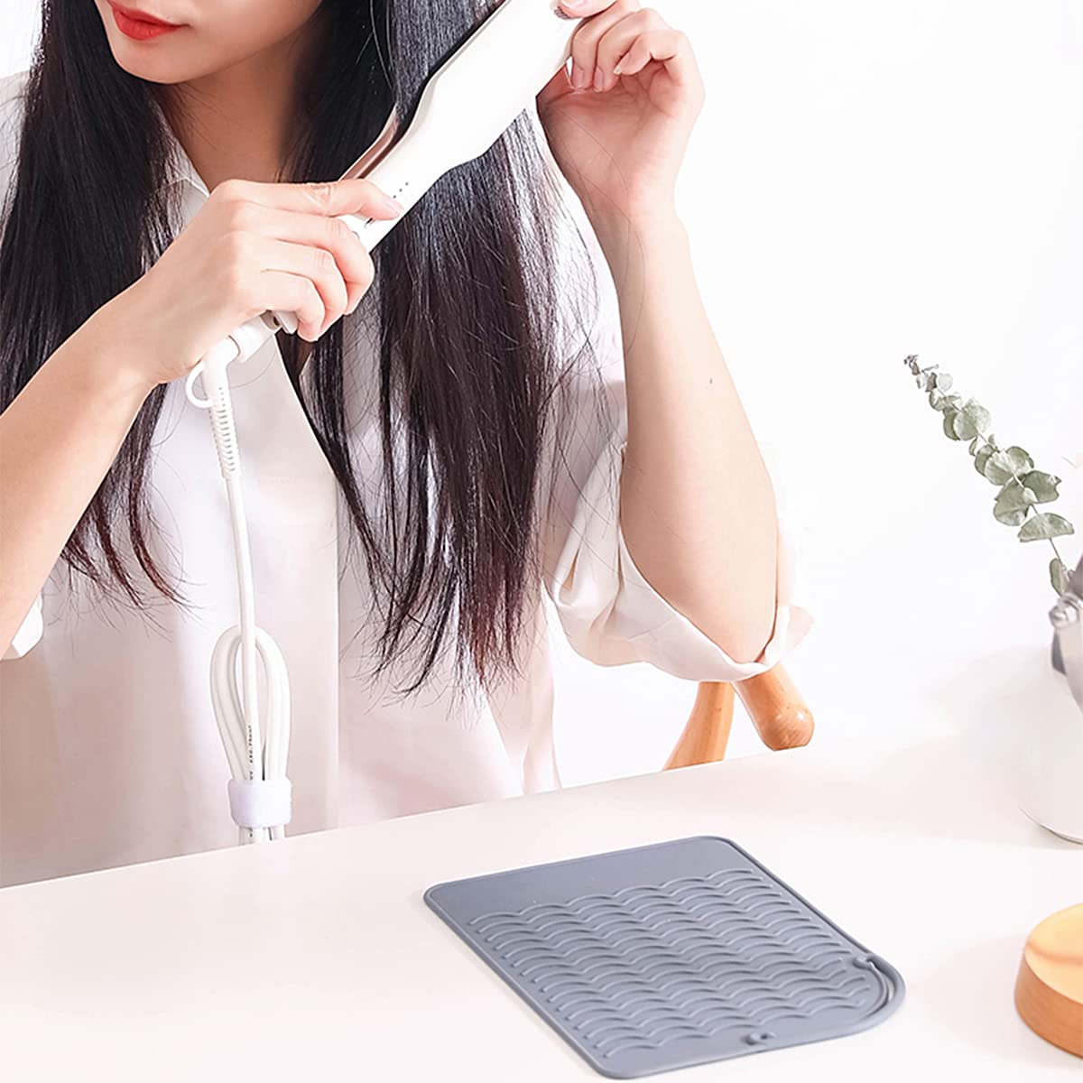 2 Pcs Heat Resistant Mat for Curling Iron Silicone Heat Resistant Pad Straightener Holder Flat Iron Mat Hair Styling Appliances Tools