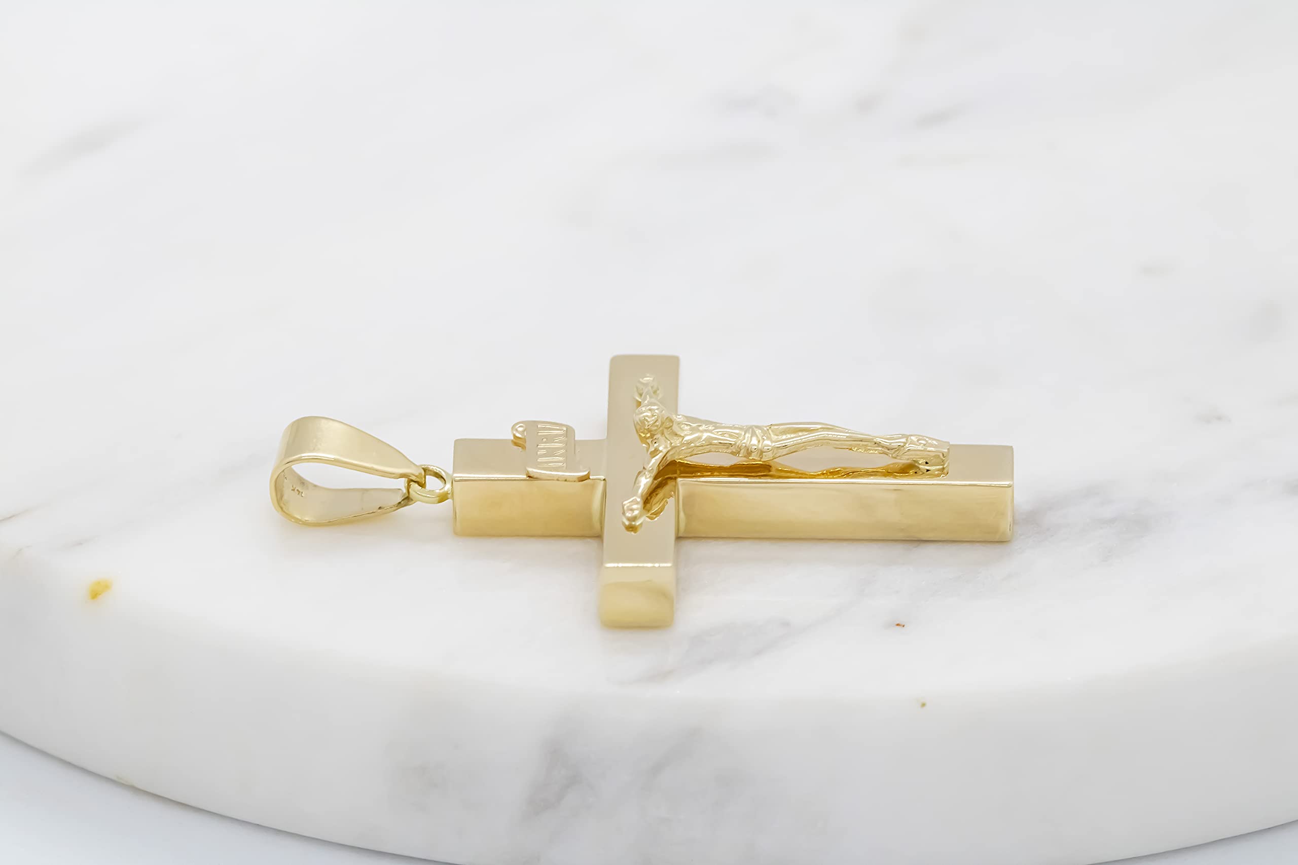 14 karat yellow gold cross pendant