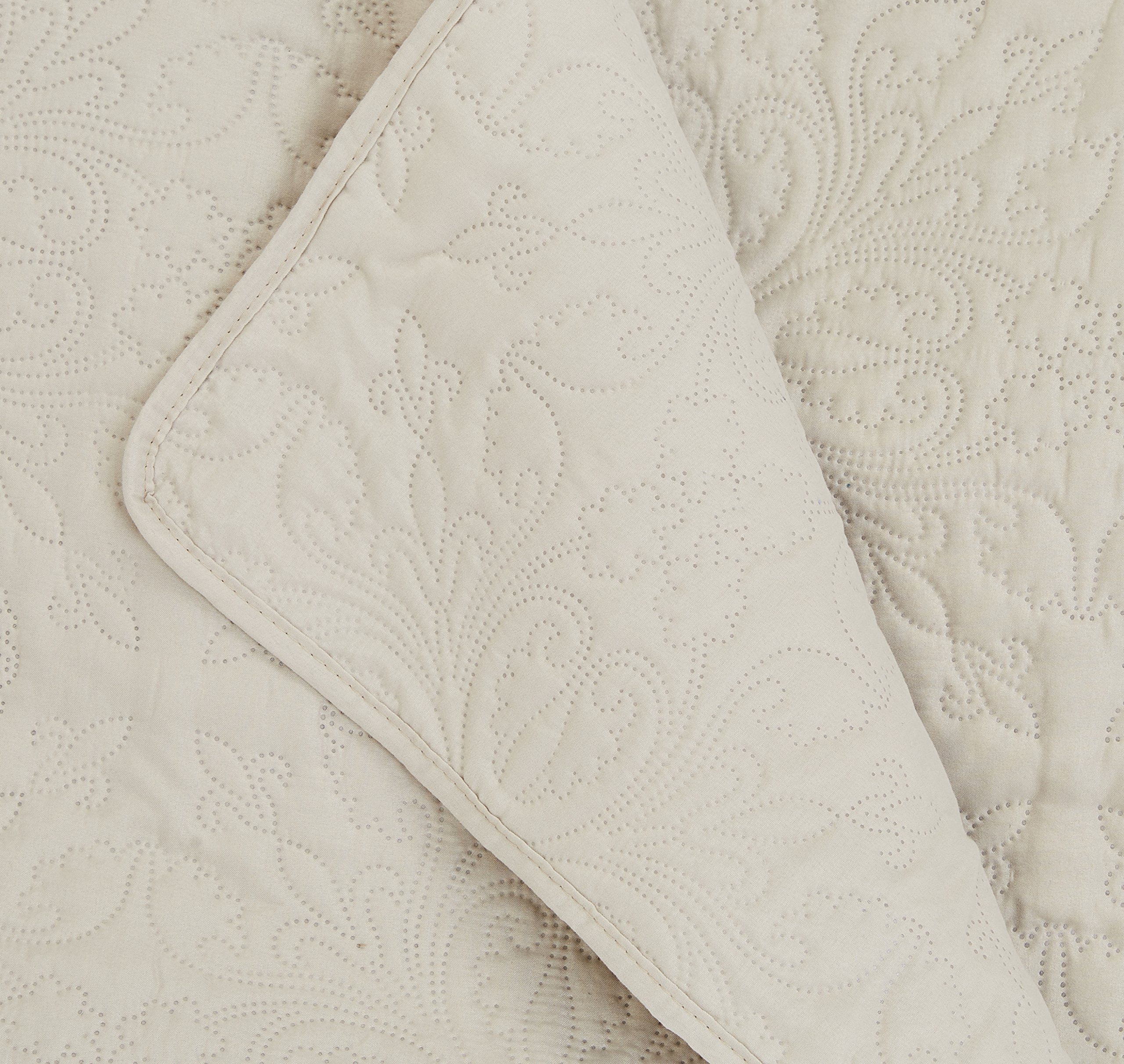 AmazonBasics Oversized Embossed Coverlet, Cream Floral, 220 x 240 cm