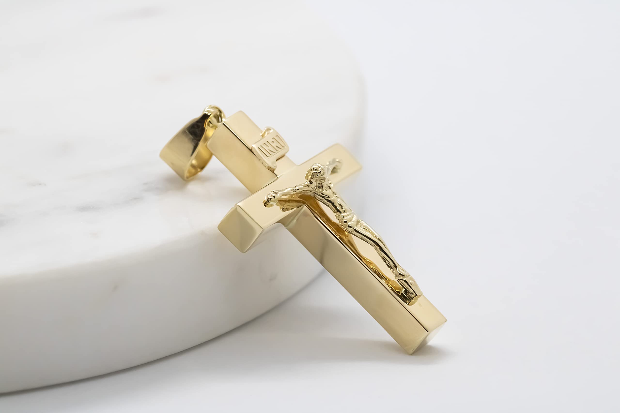 14 karat yellow gold cross pendant