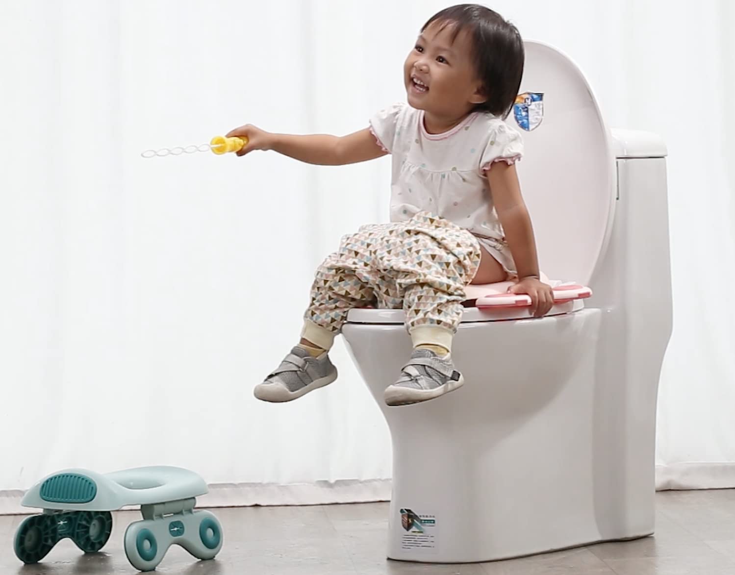 Neobum 3-in-1 Travel Potty Trainer Seat for Toddler Kids Foldable -Super Light, Easy to use, Sturdy, Roll of Potty Liners Included