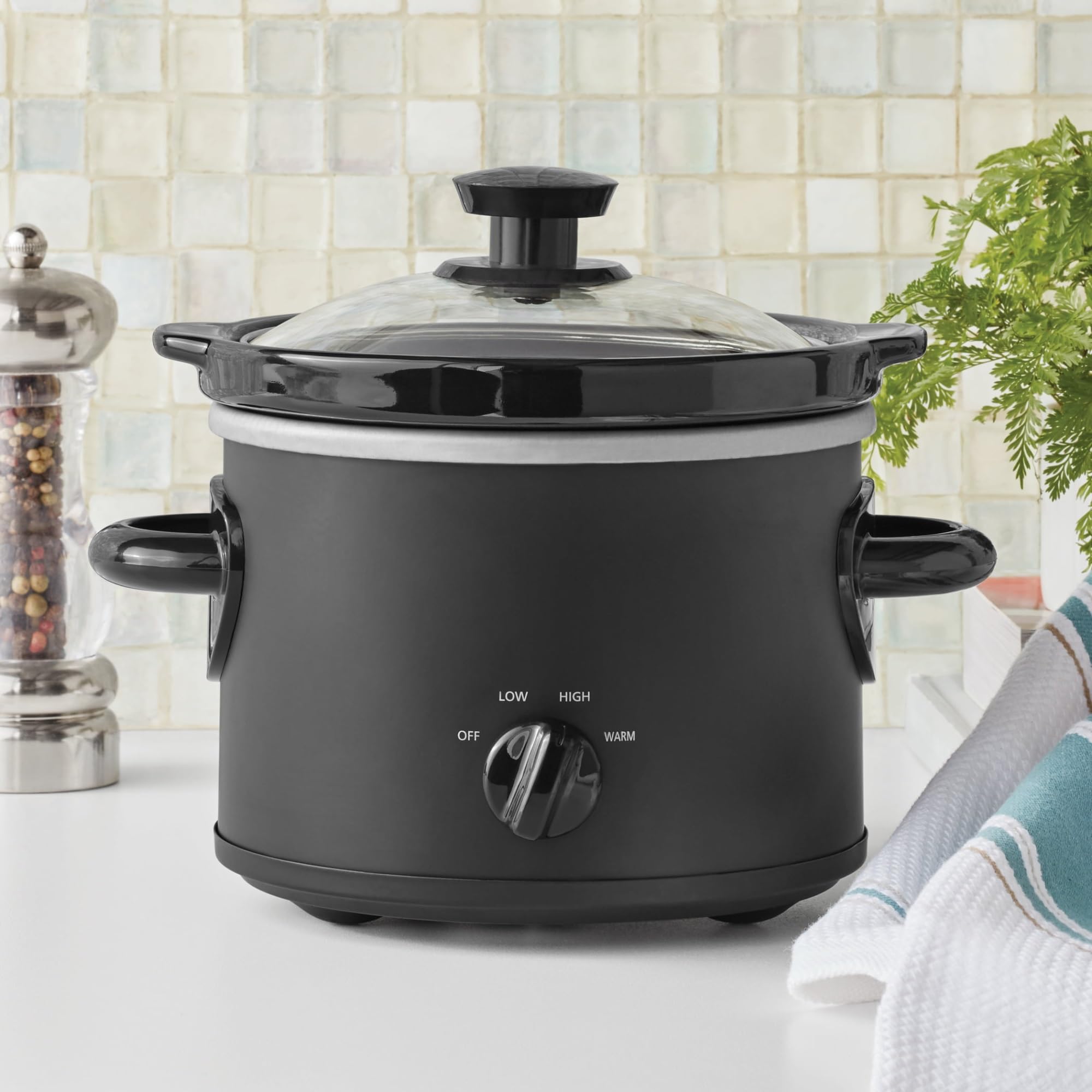 2 QT Slow Cooker in Matte Black - Effortlessly Cook Delicious Meals for Small Families