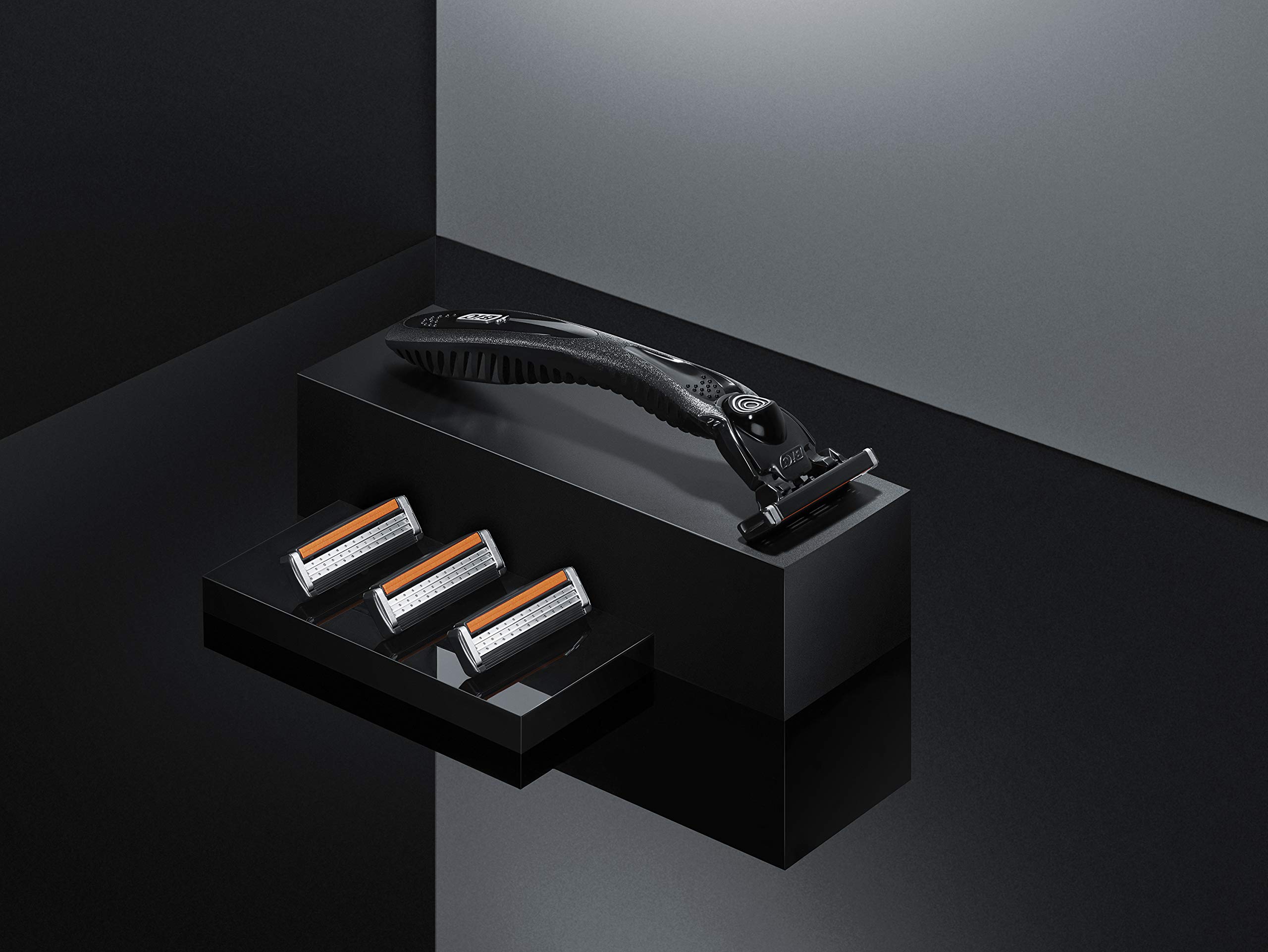 Bic Flex 3 Hybrid Men's Triple-Blade Razors, Pack with 1 Handle + 4 Refills - with 3 Moveable Blades and Pivoting Head for an Extra Smooth and Precise Shave