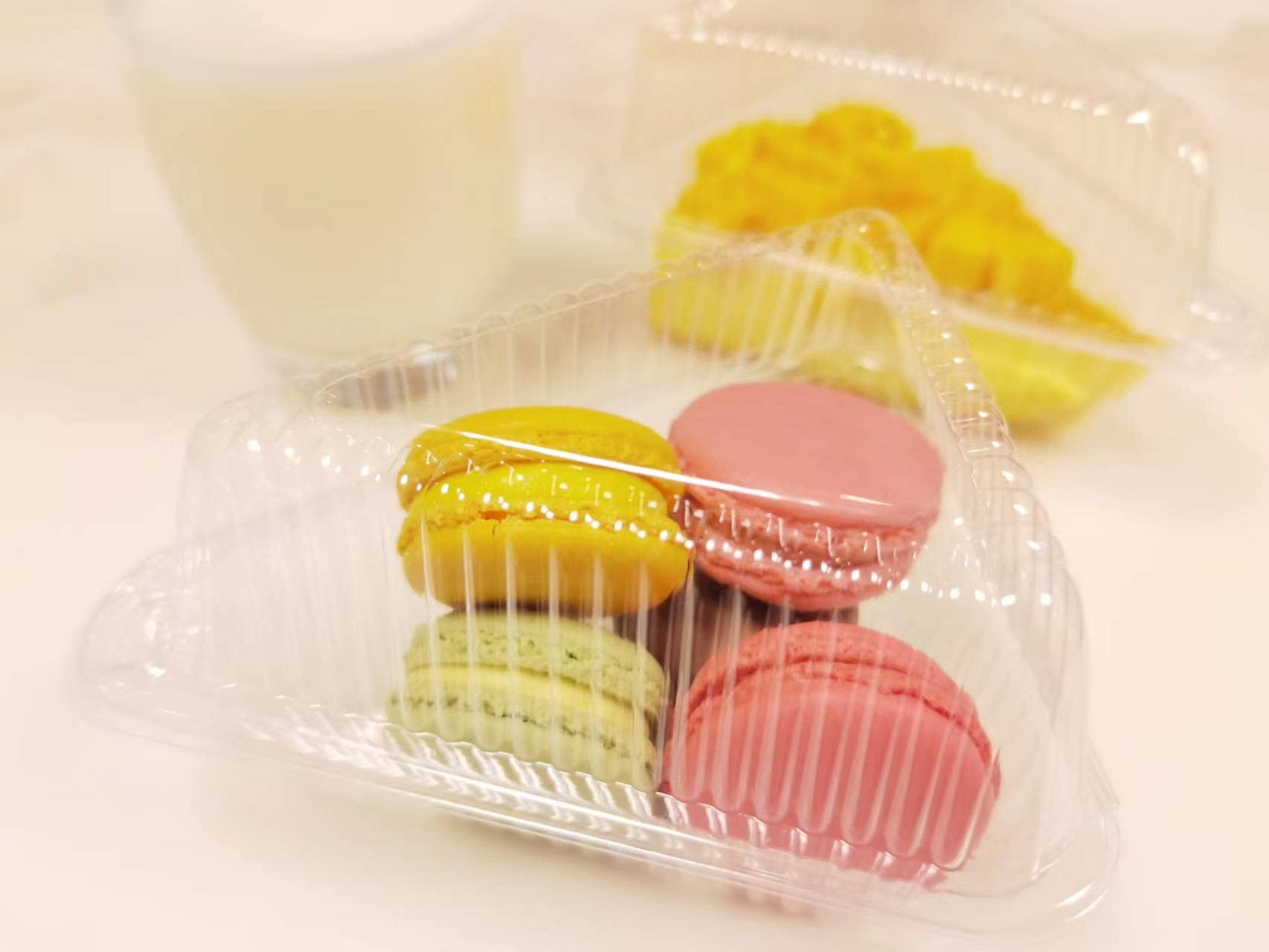 200 Pcs Transparent Cake Slice Containers with Lids Clear Plastic Trays with Hinged Lid Clear Medium Hinged Lid Cheesecake Container Disposable to Go Box Food Containers for Store Your Food