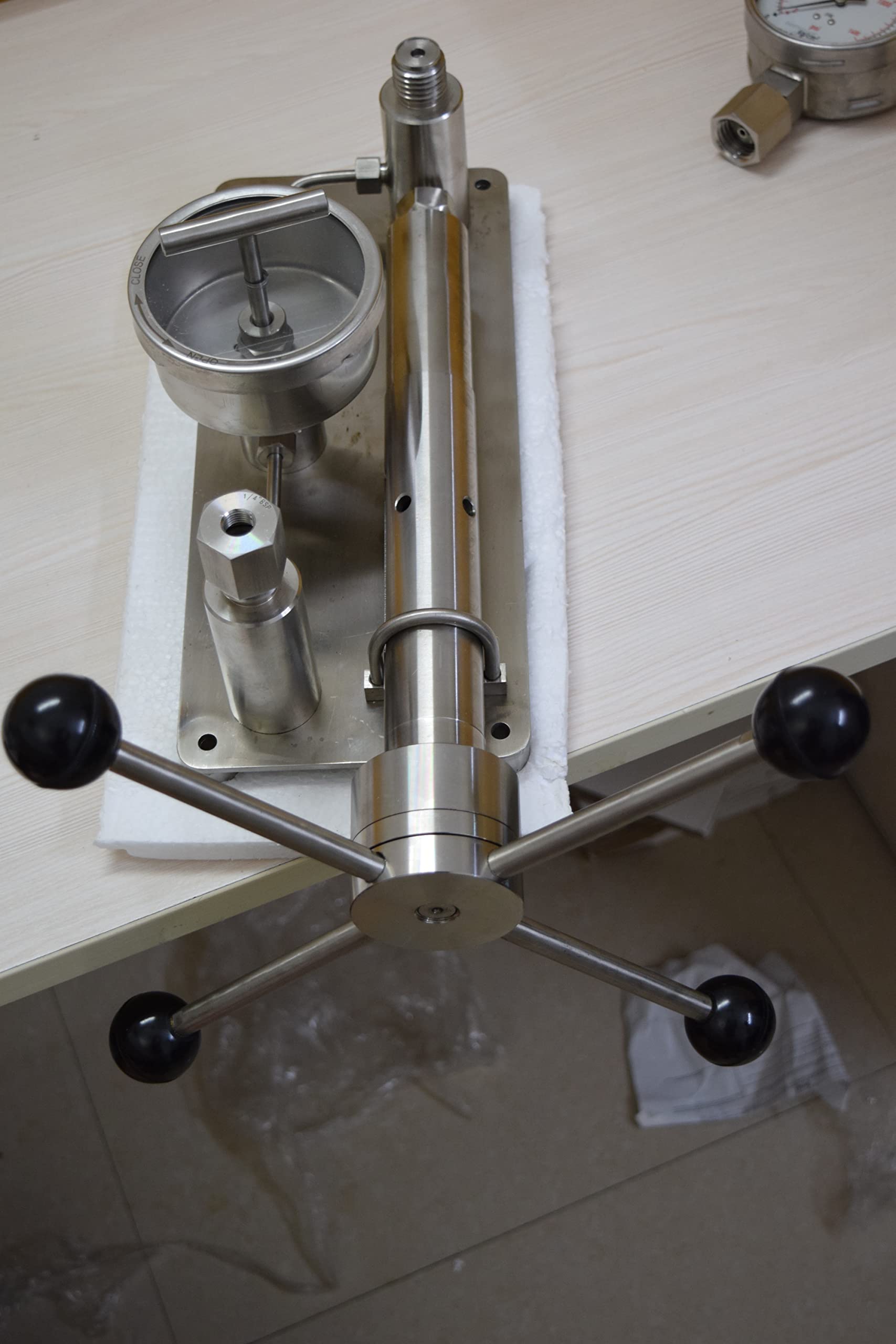 Bench Top Pressure and Vacuum Calibrator (Range: 0-1000 kg/cm²) for Calibration Laboratories, Pharmaceuticals, Petrochemicals Model: AI-PCAL1