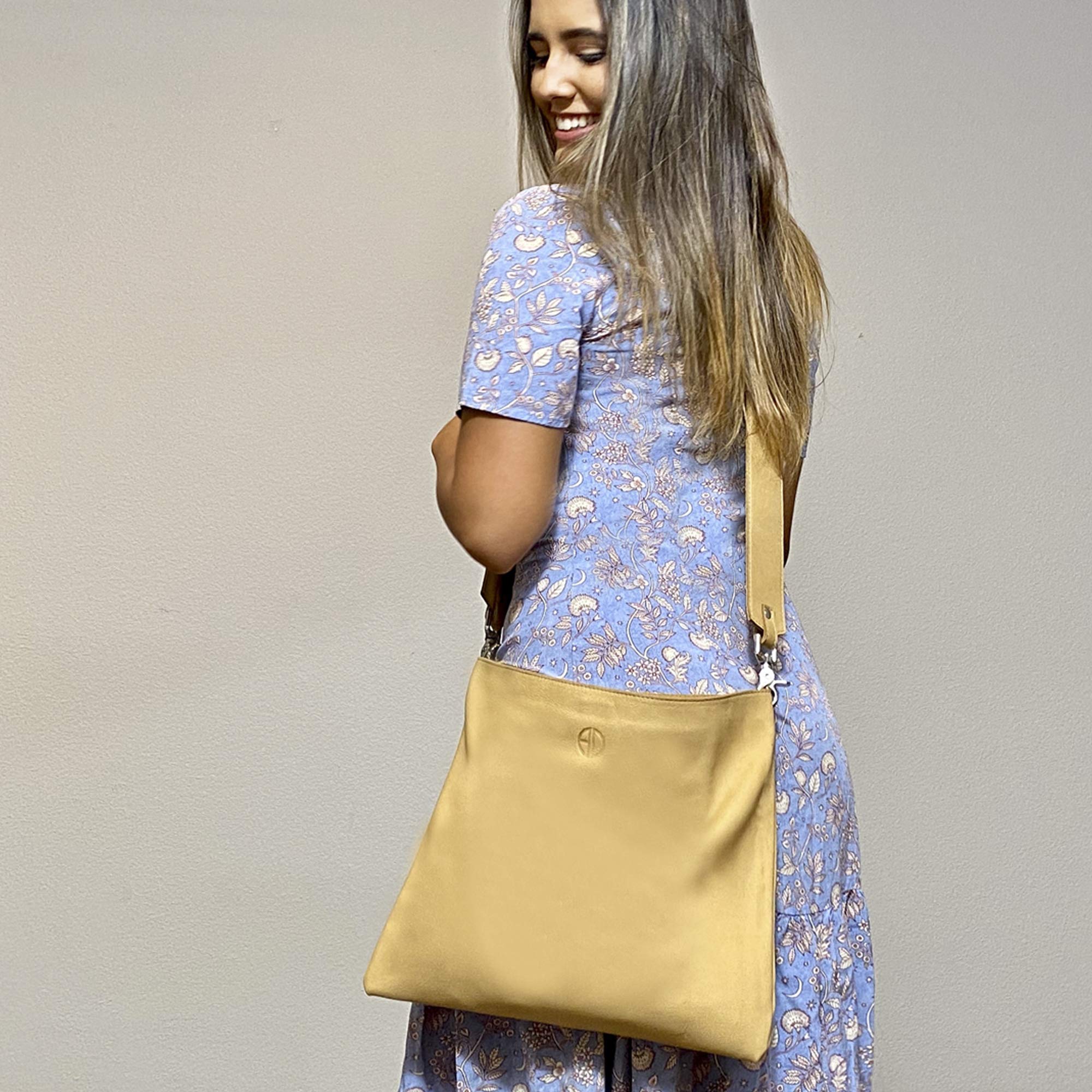 ALICIA DAKTERIS Alodie Italian Leather Crossbody Bags for Women - Handcrafted Genuine Leather Handbags with 55β Adjustable Strap