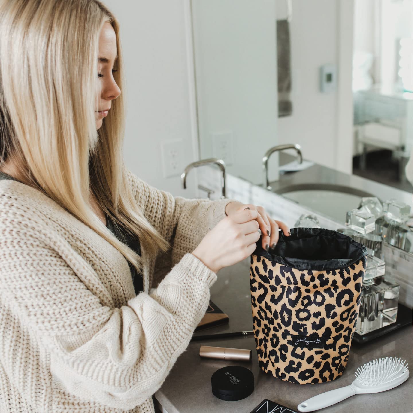 Jadyn Durable Cinch Top Makeup Organizer - Compact Travel Makeup Bag - 7 Interior Pockets for Cosmetics - Drawstring Toiletry Travel Bag for Women - 6L Storage Capacity - (Leopard)