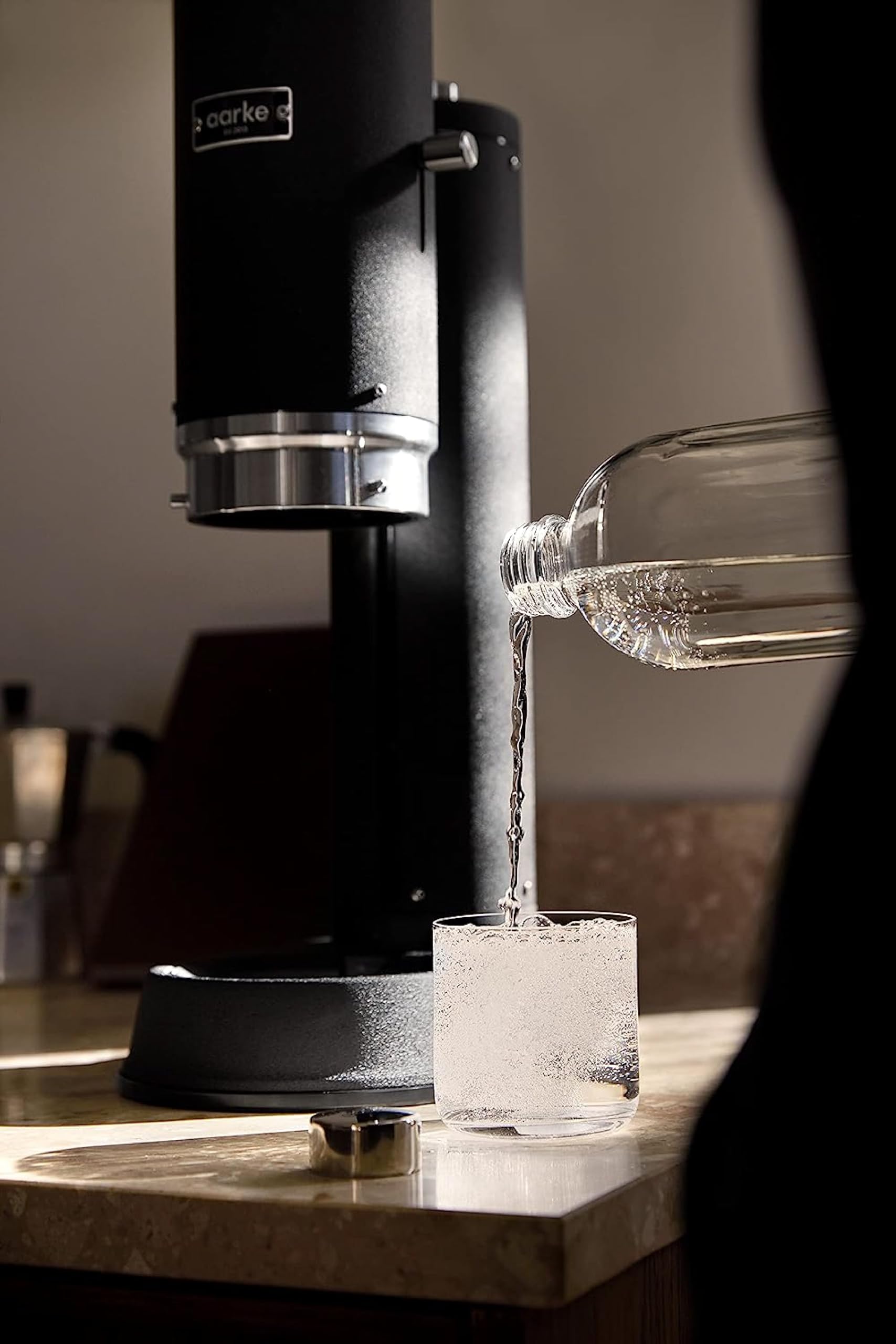 aarke Carbonator Pro, Sparkling & Carbonation Water Machine, Stainless Steel with Glass Reusable Bottle Volume 800 mL and CO2 Cylinder (Matte Black)