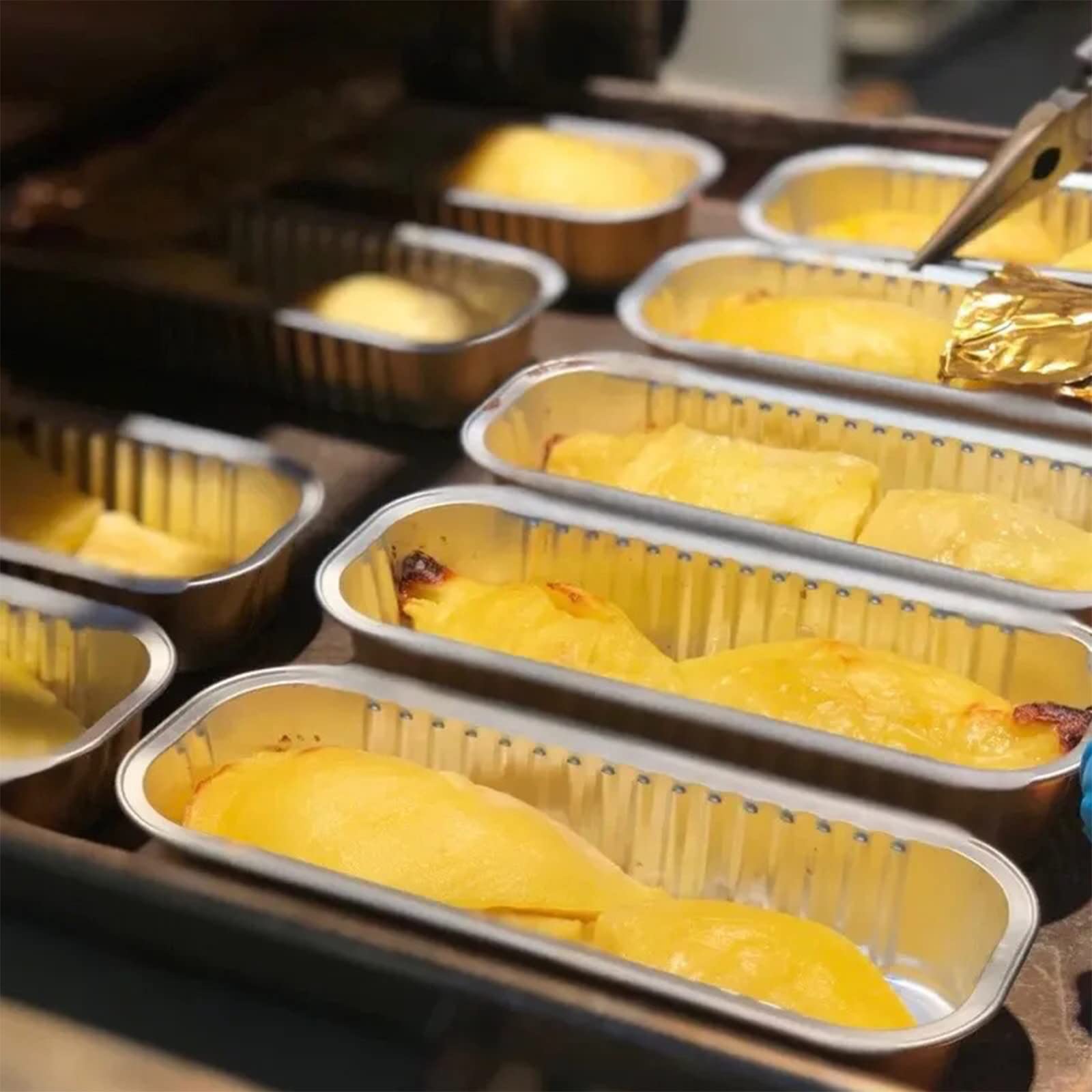 20PCS Rectangle Mini Loaf Pans With Lids,Mini Cake Pans with Lids,Disposable Ramekins Baking Cups Muffin Tins Cupcake Cups For Wedding Birthday Party,6.8oz(Black Gold)