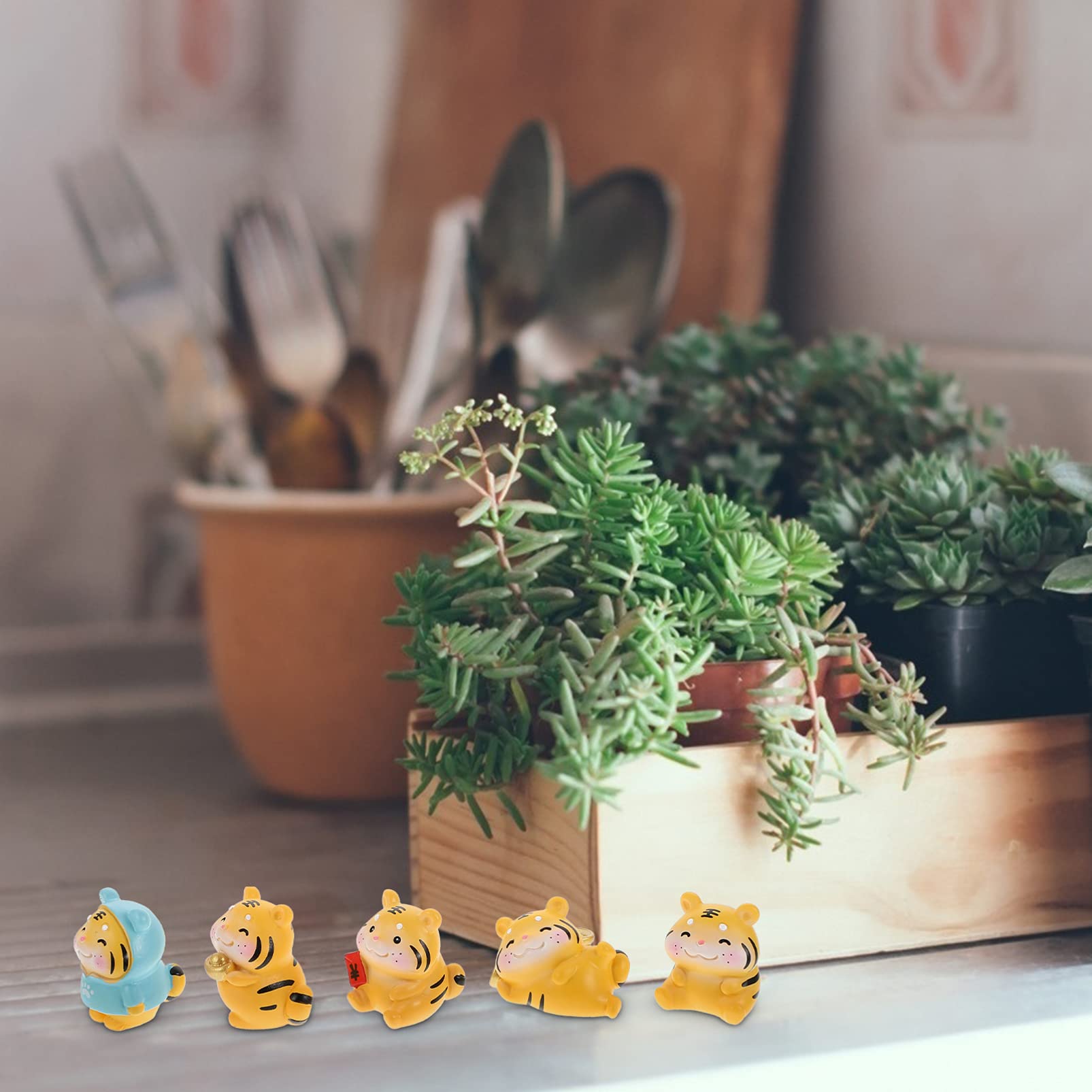 5pcs Resin Tiger Figurine Miniature Tiger Cake Toppers Artificial Micro Succulent Bonsai Animal Figure Landscape Ornaments for Desktop
