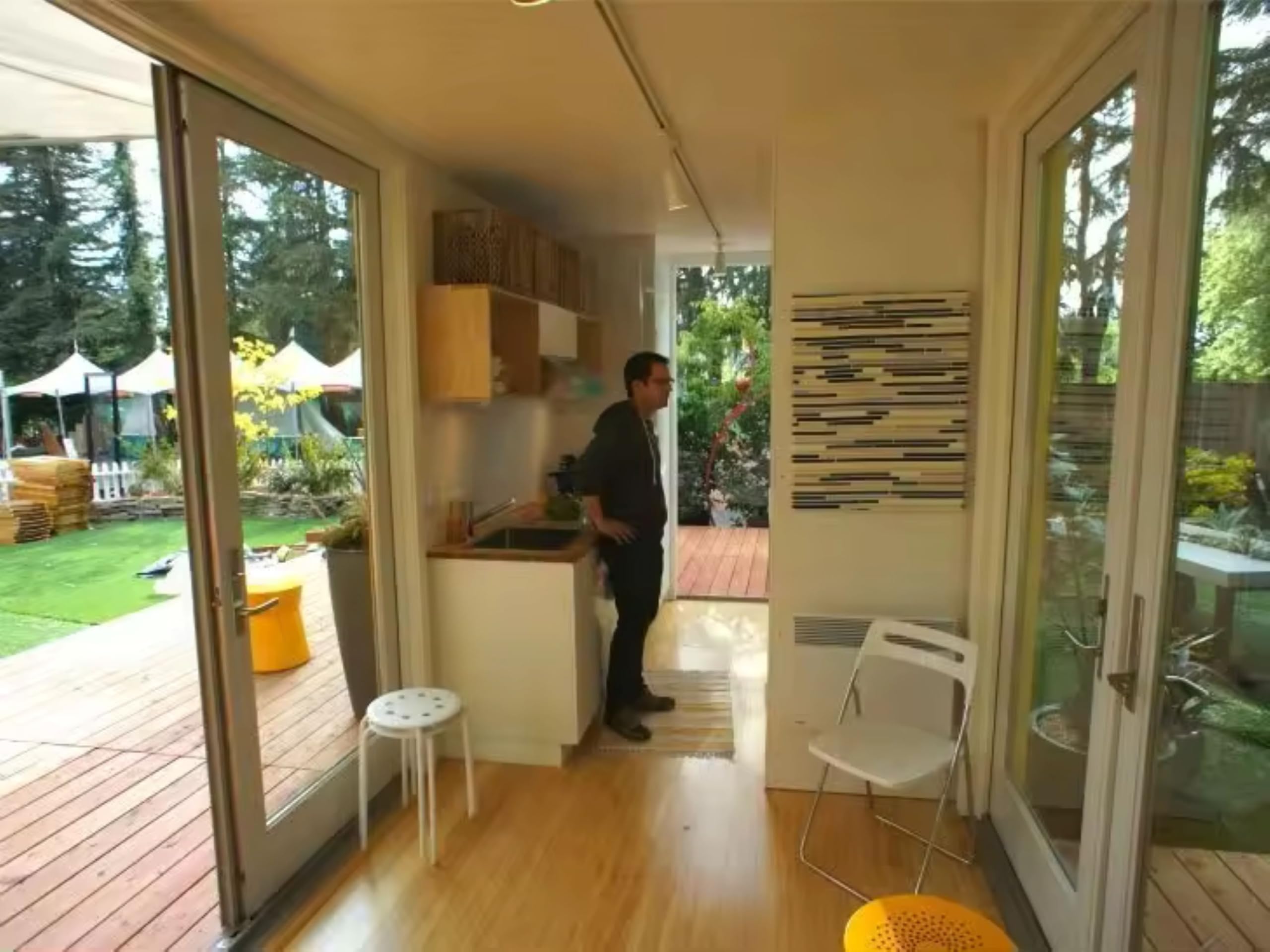 20 ft Modern Modular Prefabricated Container House 1 Bedroom 1 Bathroom 1 Kitchen - Foldable, Container, Portable House, Tiny House for Small Family.Bachelor Nest