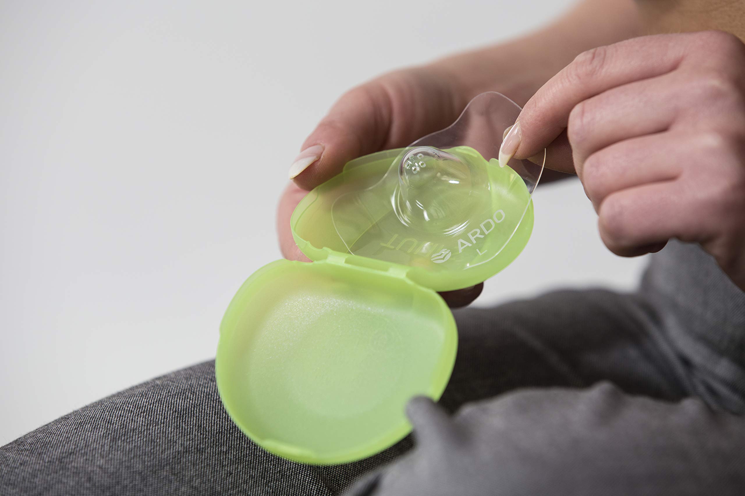 Ardo Tulips Contact Nipple Shields for Breastfeeding, Made in Switzerland, 2 Count with Carrying Case, BPA Free, (Size M, 20mm)