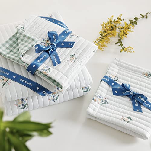 Bedsure Floral Quilt Set Queen - Reversible Summer Quilt, 3 Pieces Bedding Set, Botanical Spring Flower Microfiber Lightweight Bedspread, Coverlet Set with 2 Pillow Shams for All Seasons (90"x96")