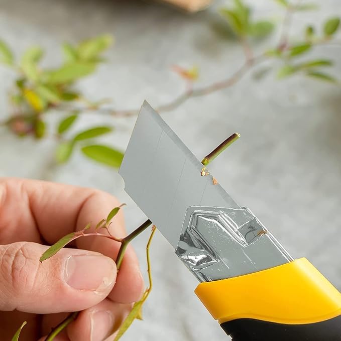 25MM Heavy Duty Utility Knife, Box Cutter with 10pcs SK-5 Retract Blades,Retractable Box Cutter for Cartons, Cardboard and Boxes, Smooth Mechanism, Perfect for Office and Home use