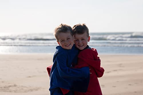 Dryrobe Towel Swim Robe - Hooded Surf Poncho Changing Robe - Organic Cotton - for Swimming, Beach, Surfing - Short Sleeve (Kids 5-9 - Red)