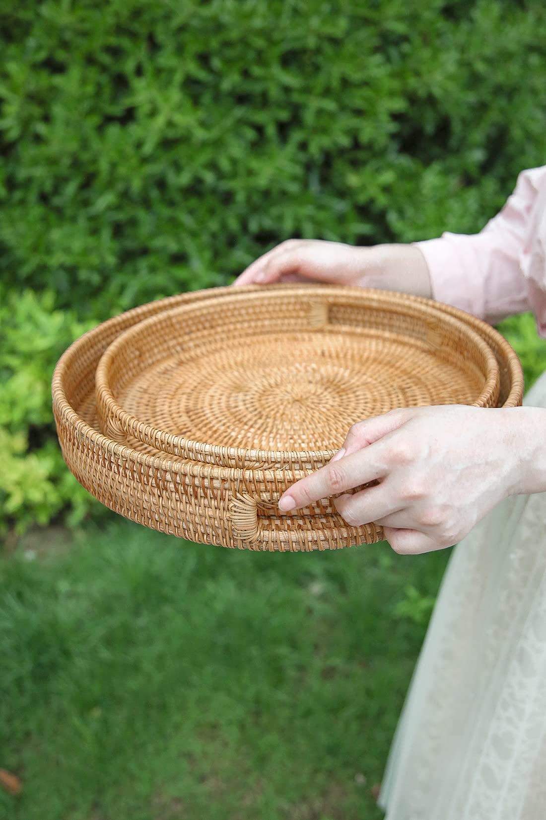 HITOMEN 14.2'' Hand-Woven Round Rattan Serving Tray Decorative Ottoman Wicker Platter with Handles for Coffee Table, Breakfast, Drinks, Snack, Bread, Fruit, Vegetables (Natural-L)
