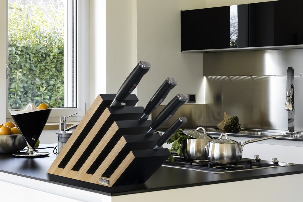 Artelegno Magnetic Knife Block Solid Beech Wood 3 Panel, Luxurious Italian Venezia Collection by Master Craftsmen Displays up to 6 High-End Knives Elegantly, Eco-friendly, Natural Finish