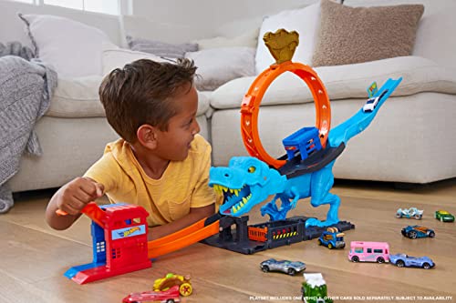 Hot Wheels Toy Car Track Set City T-Rex Chomp Down with 1:64 Scale Car, Knock Out the Giant Dinosaur with Stunts