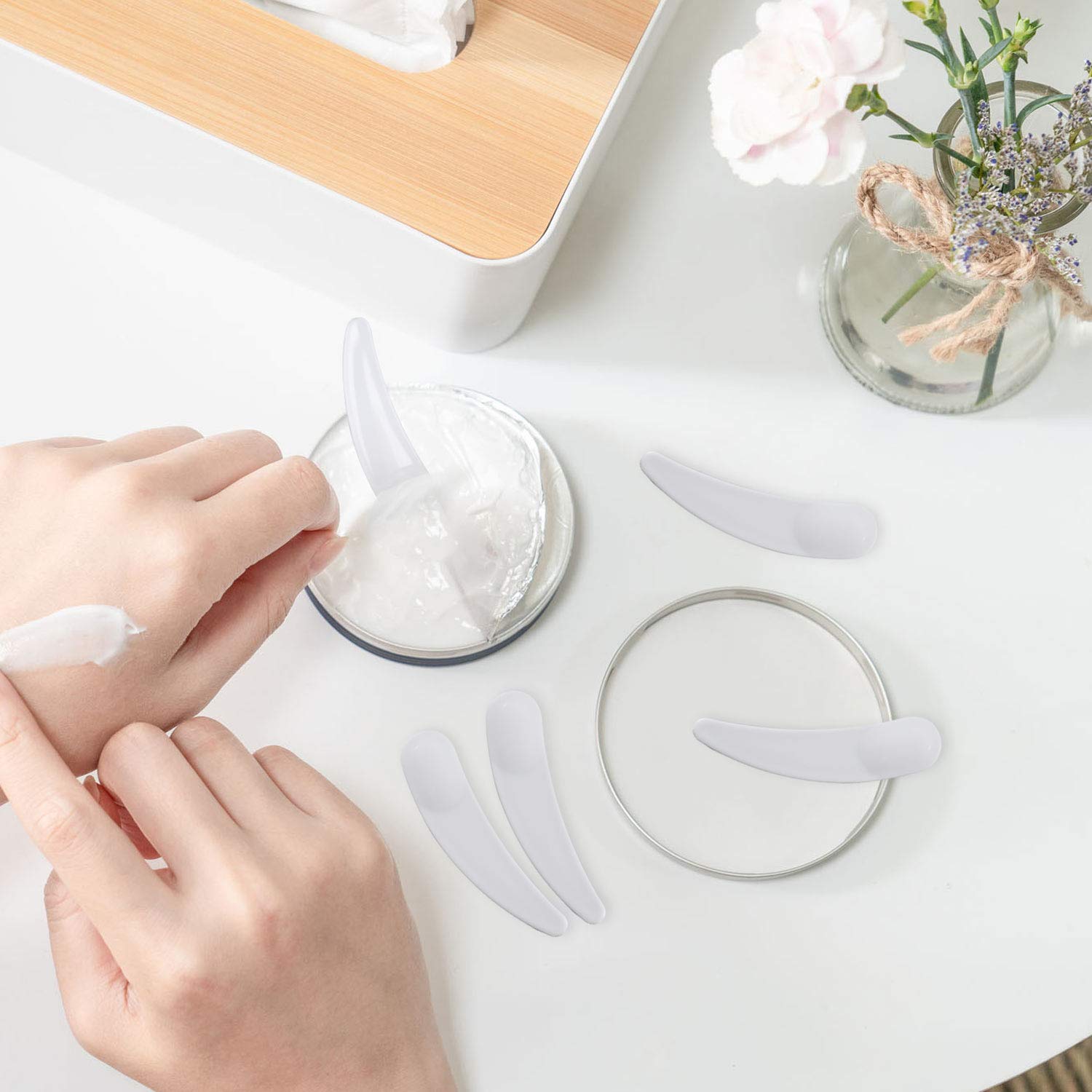 200 Pcs Disposable Makeup Cream Spatula Plastic Mask Spatula Waxing Spatulas Mask Scoops for Mixing and Sampling Cosmetic White