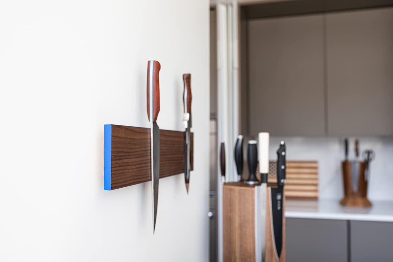 360KnifeBlock BAR - (walnut & blue) 4”x16” wall mount knife BAR - integrated level, steel clips, 2” screws