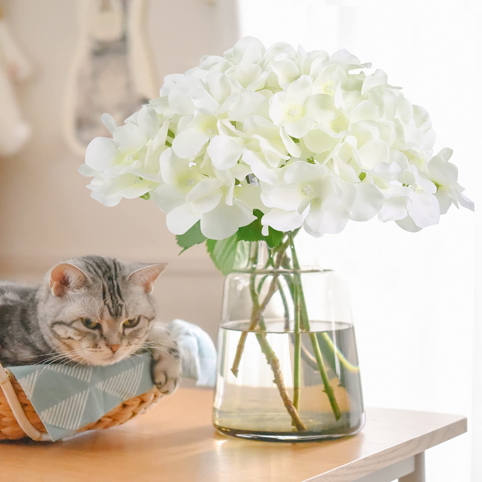 Auihiay 32 Pieces Artificial Hydrangea Flowers White Hydrangea Flower Heads with Stems for Wedding Centerpiece Home Garden Party Decoration