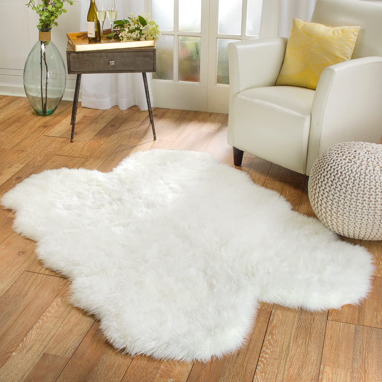 Chesserfeld Luxury Faux Fur Sheepskin Rug, White, 4ft x 6ft with Thick Pile and Non Skid Back, Washable, Makes a Soft, Stylish Home Décor Accent for a Kid's Room, Bedroom, Nursery or Living Room