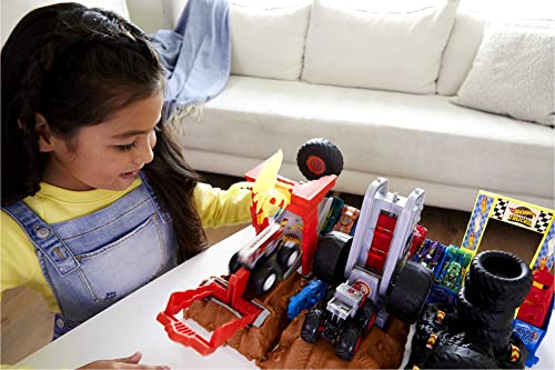 Hot Wheels Arena Smashers 5-Alarm Fire Crash Challenge Playset, 5-Alarm Toy Truck in 1:64 Scale & Crushable Car