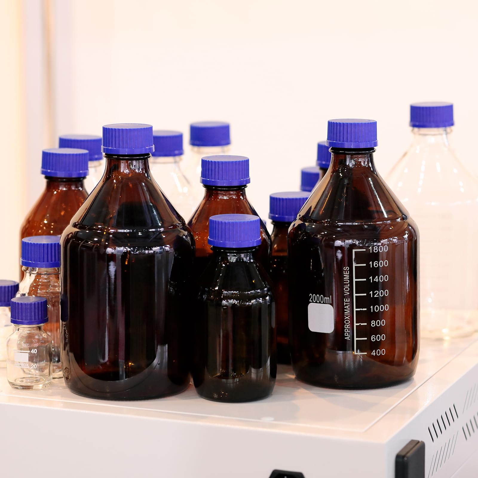 PATIKIL 4 Pack Reagent Media Storage Bottles, 1000ml Borosilicate Glass Graduated Round Bottles with GL45 Blue Screw Cap for Lab Water Reagent Liquids, Brown