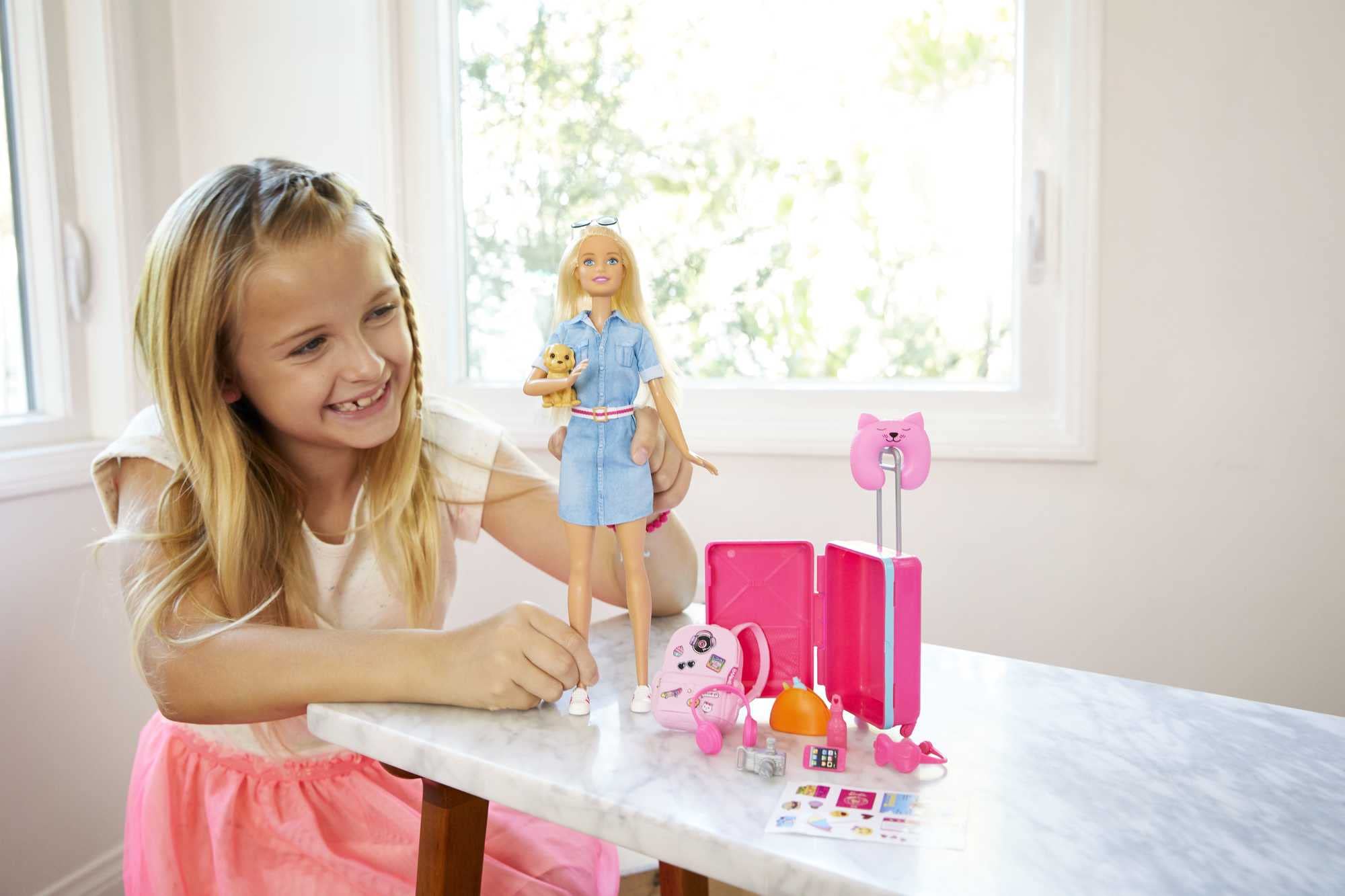 Barbie Dreamhouse Adventures Doll & Accessories, Travel Set with Blonde Fashion Doll, Puppy & 10+ Pieces, Suitcase Opens & Closes