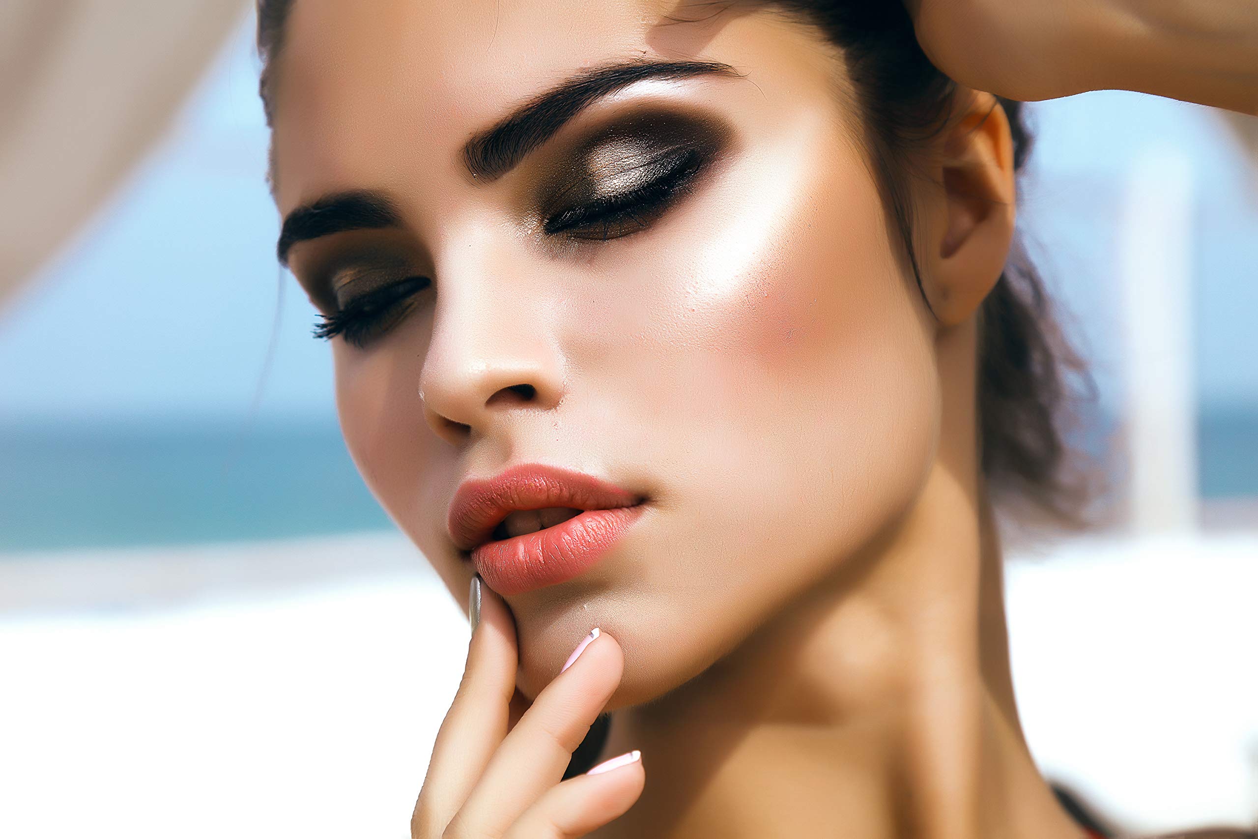 MAVEUP Eyeliner. Make Your Eyes Mesmerizing. Smokey Eyes Vibe. Makes You More Confident. Brilliant Makeup Finish. Satin and Silky Smooth Tip. Classic. Showtime Black.