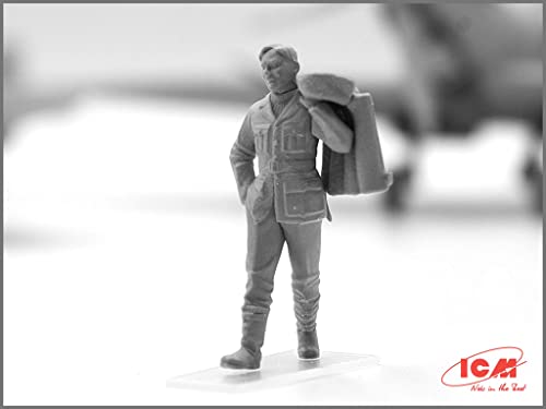 ICM 48081 - RAF Pilots and Ground Personnel (1939-1945) (7 Figures - 3 Pilots, 3 Mechanics, 1 Wren Member, and Dog Figure) - Scale 1:48
