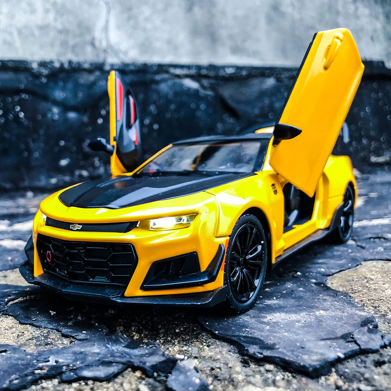 BDTCTK 1/24 Camaro Bumblebee Car Model Toy Zinc Alloy Casting Pull Back Car Sound and Light Toys for Kids Boy Girl Gift (Yellow)