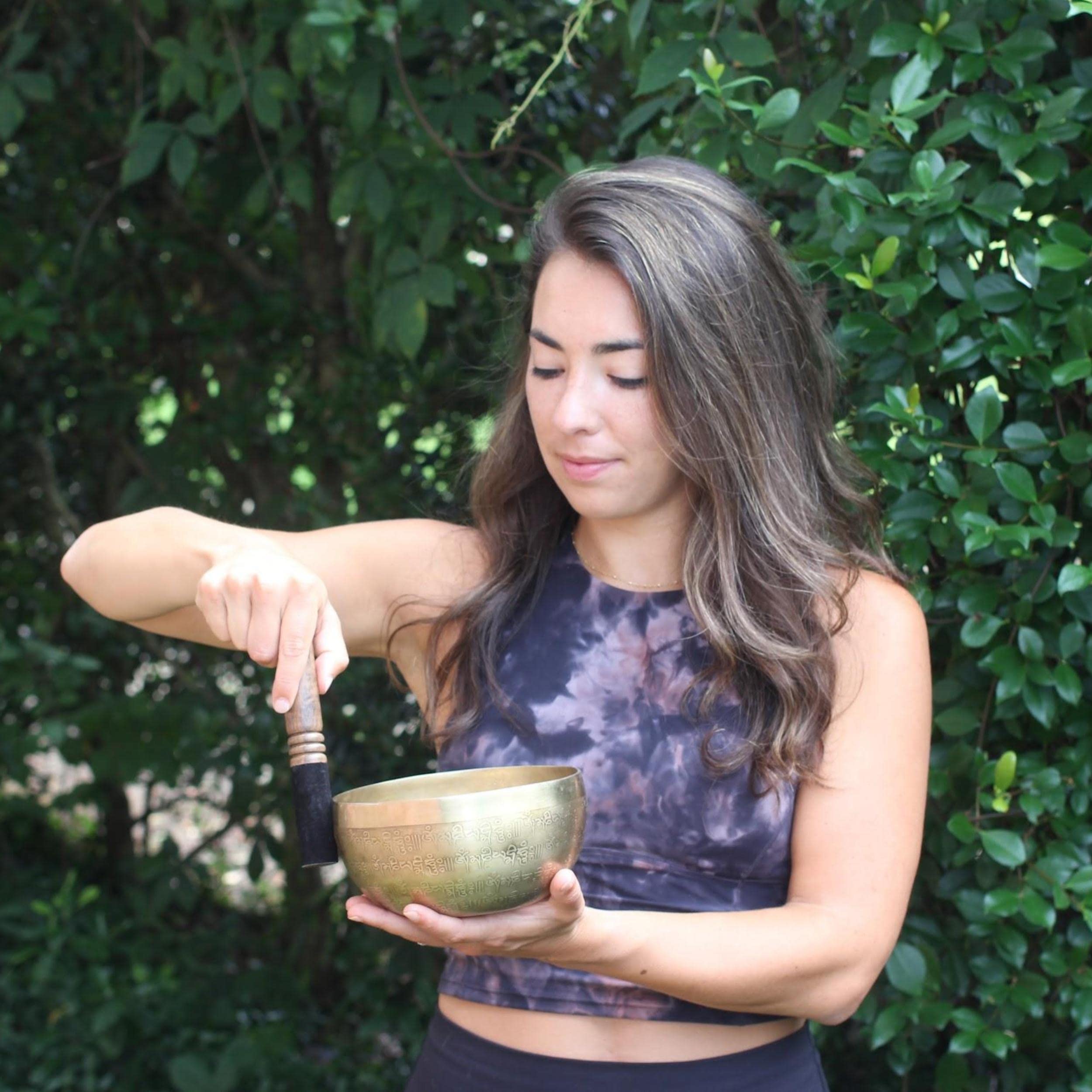 Ancient Design Large Etched Tibetan Singing Bowl Set by Ohm Store β Relaxing Deep Tone Meditation Sound Bowl and Wooden Mallet Handcrafted in Nepal β Purity Bowl (About 6 Inch)