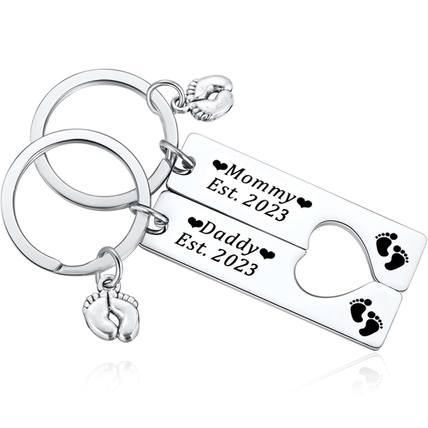 Pregnancy Announcement Gifts for First Time New Moms Dad to be Gender Reveal New Baby Gift Basket for Parents - Daddy and Mommy Est 2023 Keychain Set