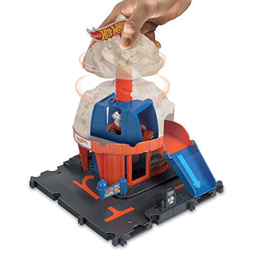 Hot Wheels City Track Set with 1 Car, Track Play That Connects to Other Sets, Ice Cream Shop Playset