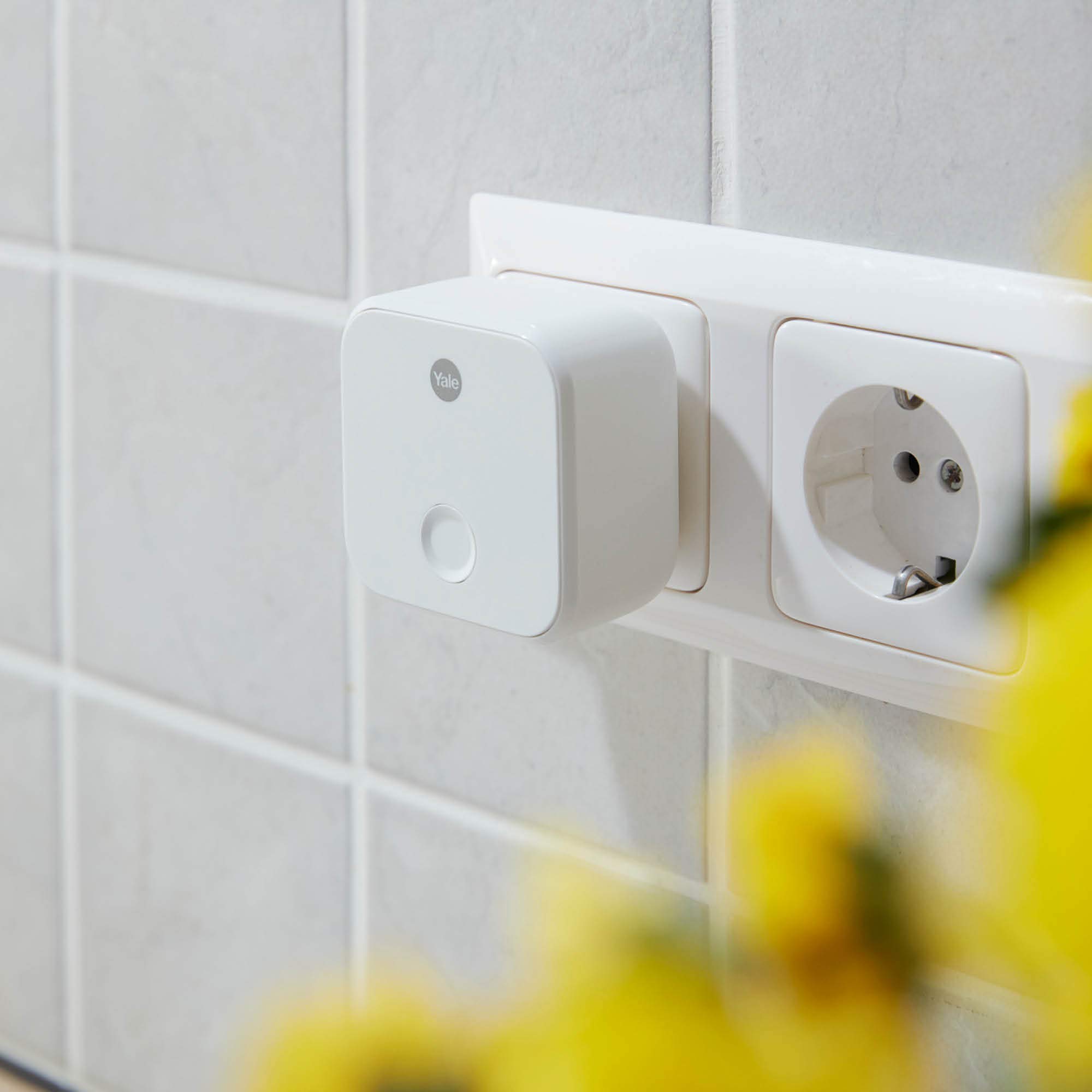 Yale 05/401G00/WH - Connect Wi-Fi Bridge - Remote Access, Voice Assistant Integration for Your Linus Yale Smart Lock.