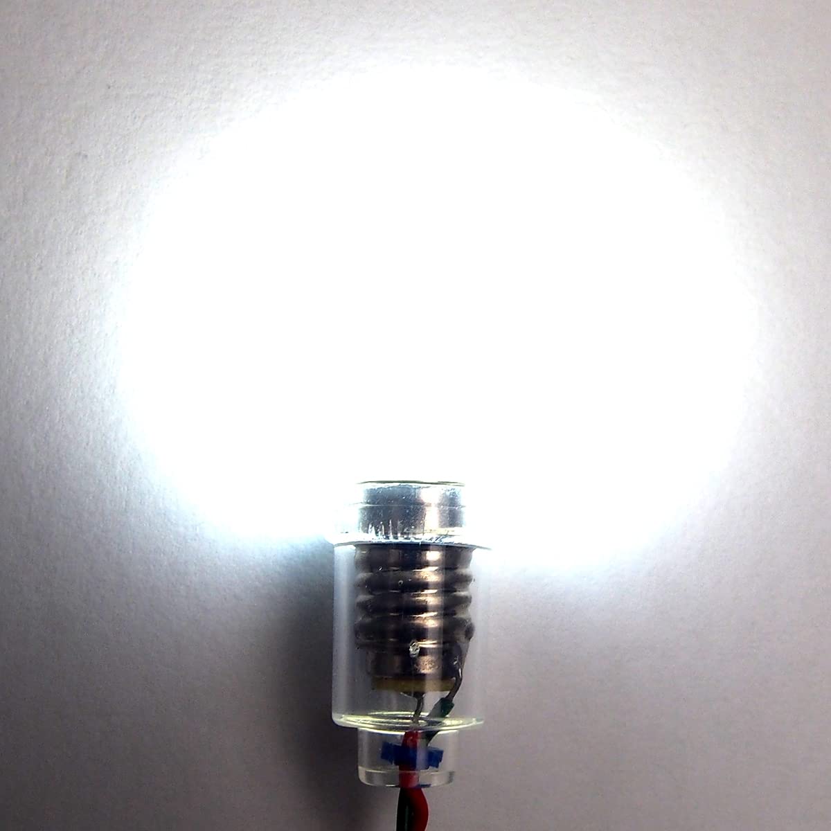 GutReise AC/DC E10 Bulbs, 10pcs 9 Volt Cold White E10 Replacement Bulbs Miniature Screw LED Lamps 0.5Watts 65Lm (9 Volt, Cold White)