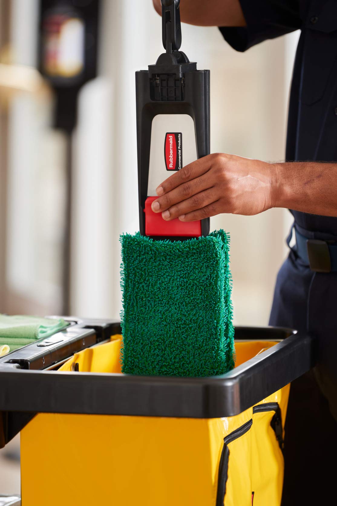 Rubbermaid Commercial Products 18 inch Adaptable Flat Mop Microfiber Pad, Green, for Janitorial/Professional Cleaners and Light-Duty Cleaning/Mopping with Tab/Pocket Functions